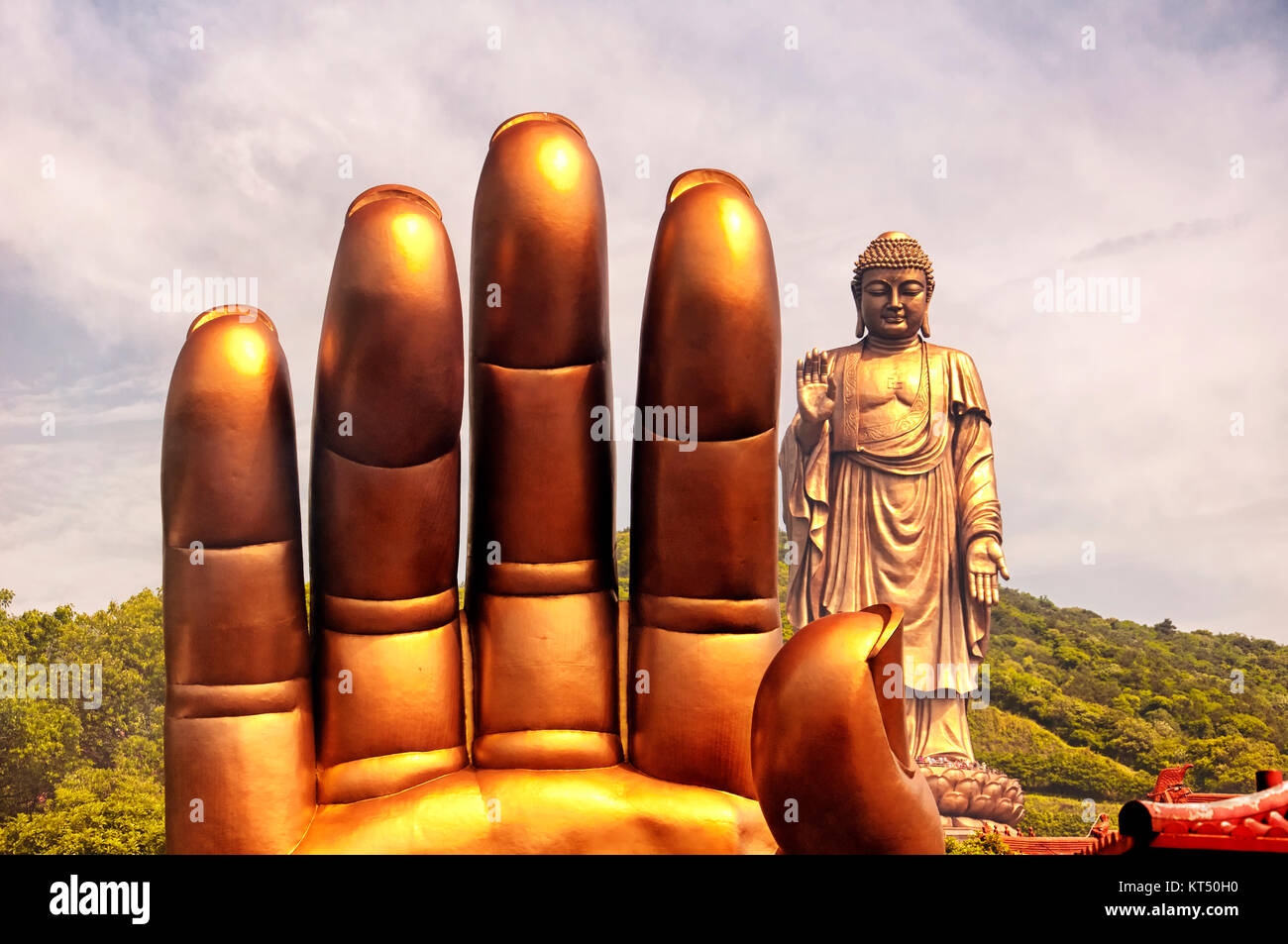 Chinese tourists walking through the Lingshan grand Buddha scenic ...