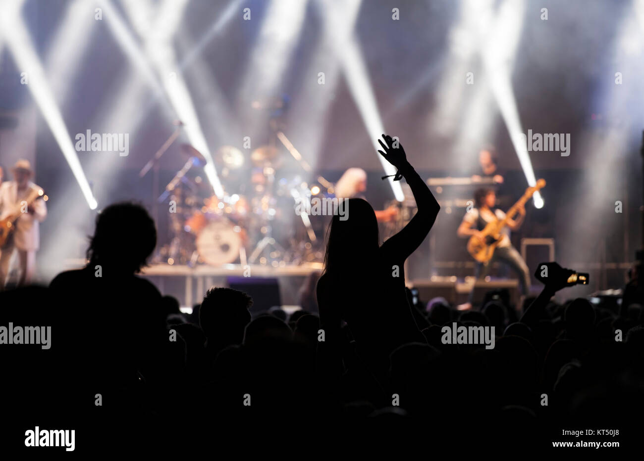 Cheering crowd at a concert Stock Photo - Alamy