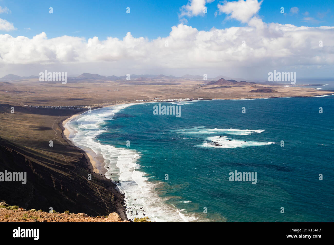 La Caleta de Famara und Feuerberge, Lanzarote, Kanarische Inseln ...