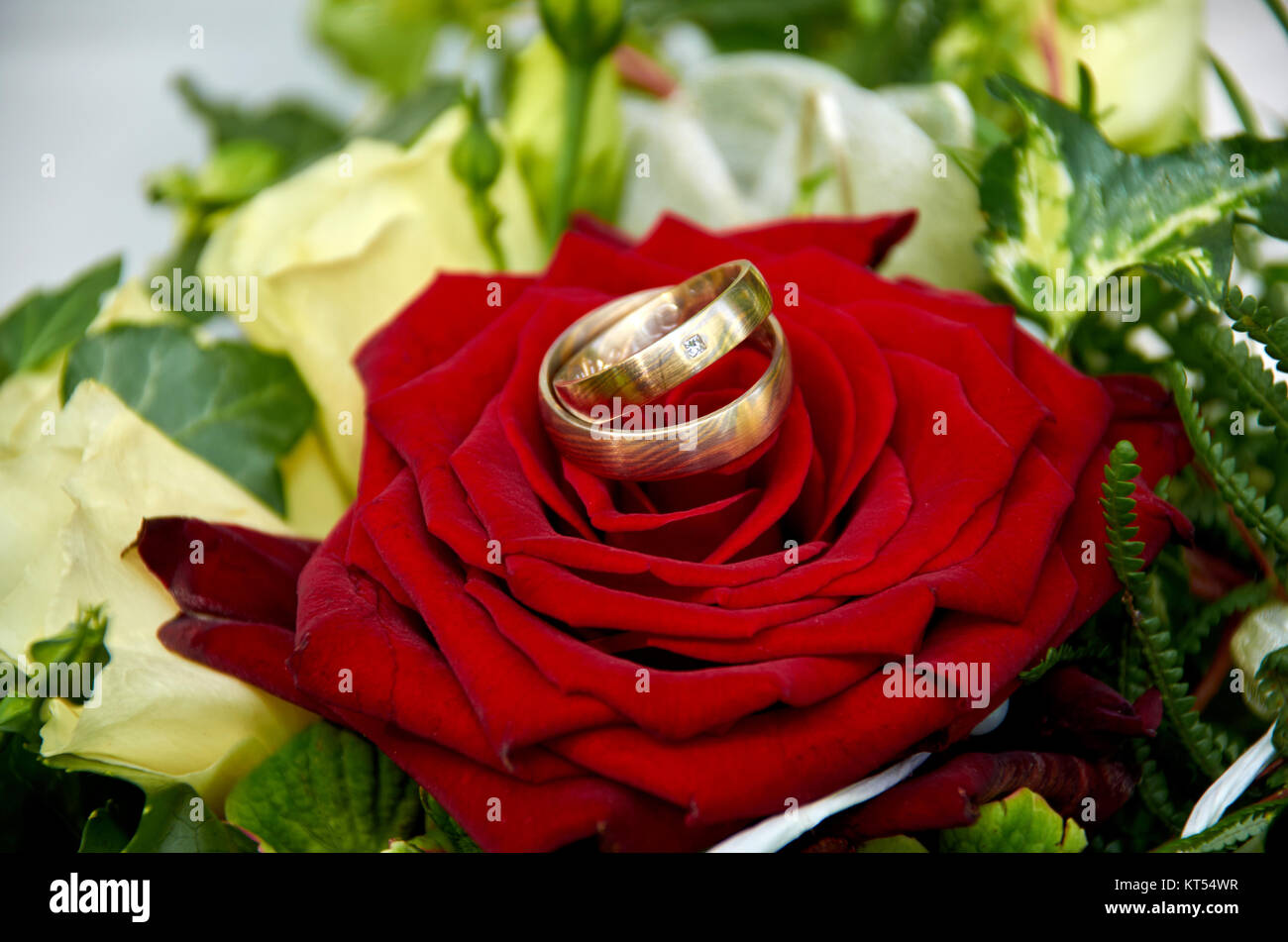 wedding bouquet with roses and rings Stock Photo - Alamy