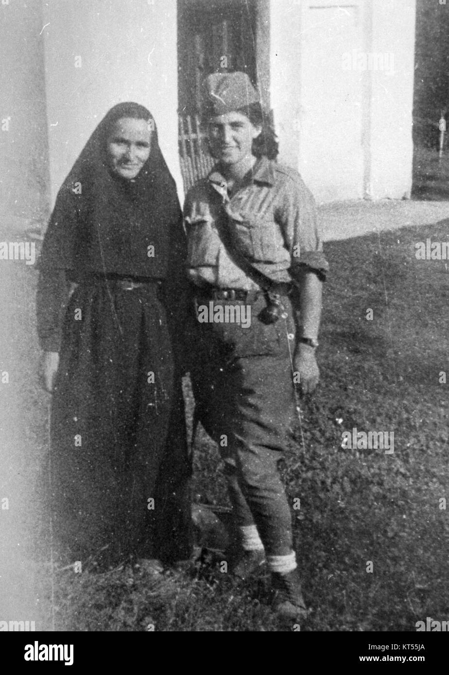 Monahinja i partizanka Stock Photo - Alamy