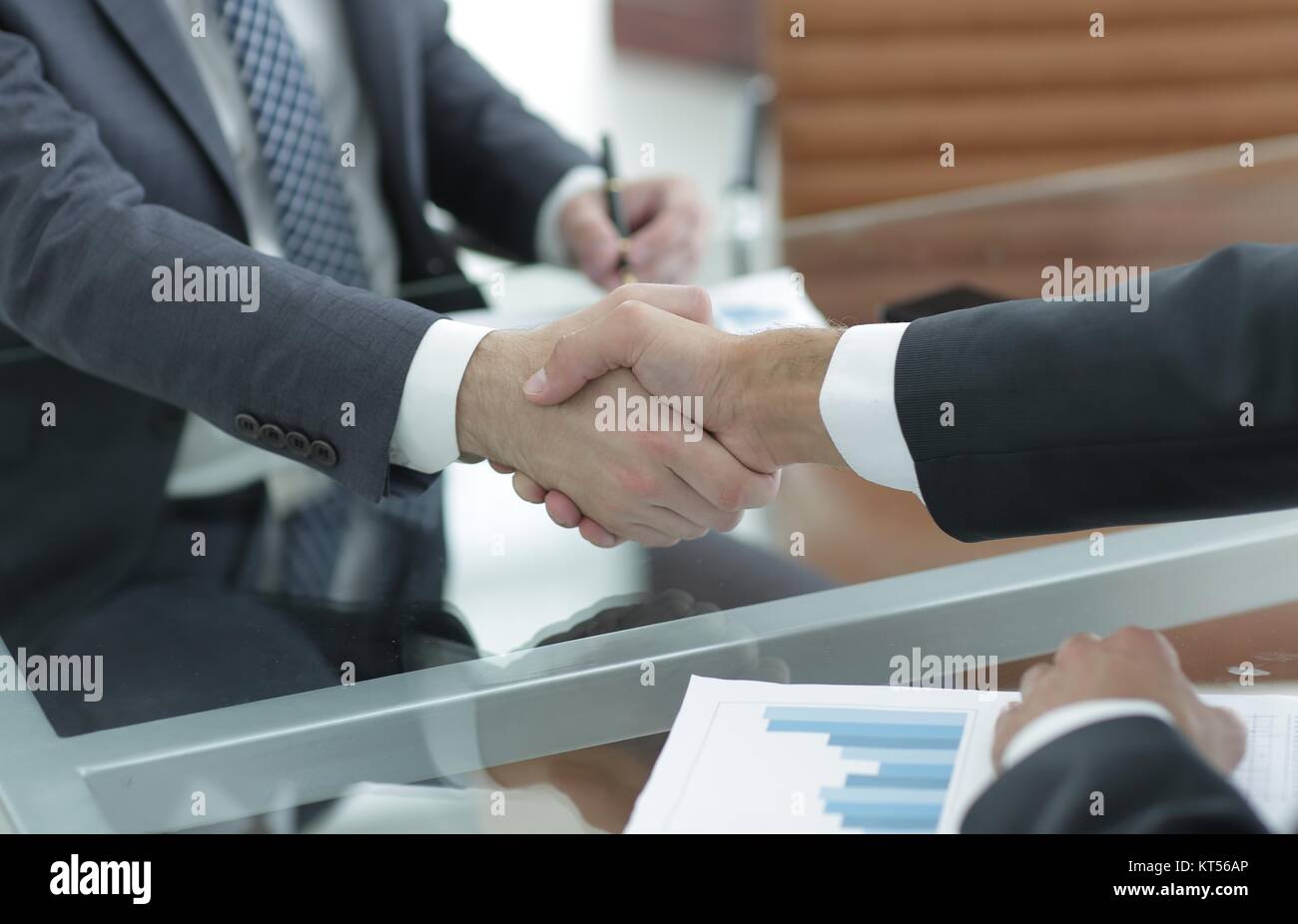 welcome and handshake business partners Stock Photo - Alamy