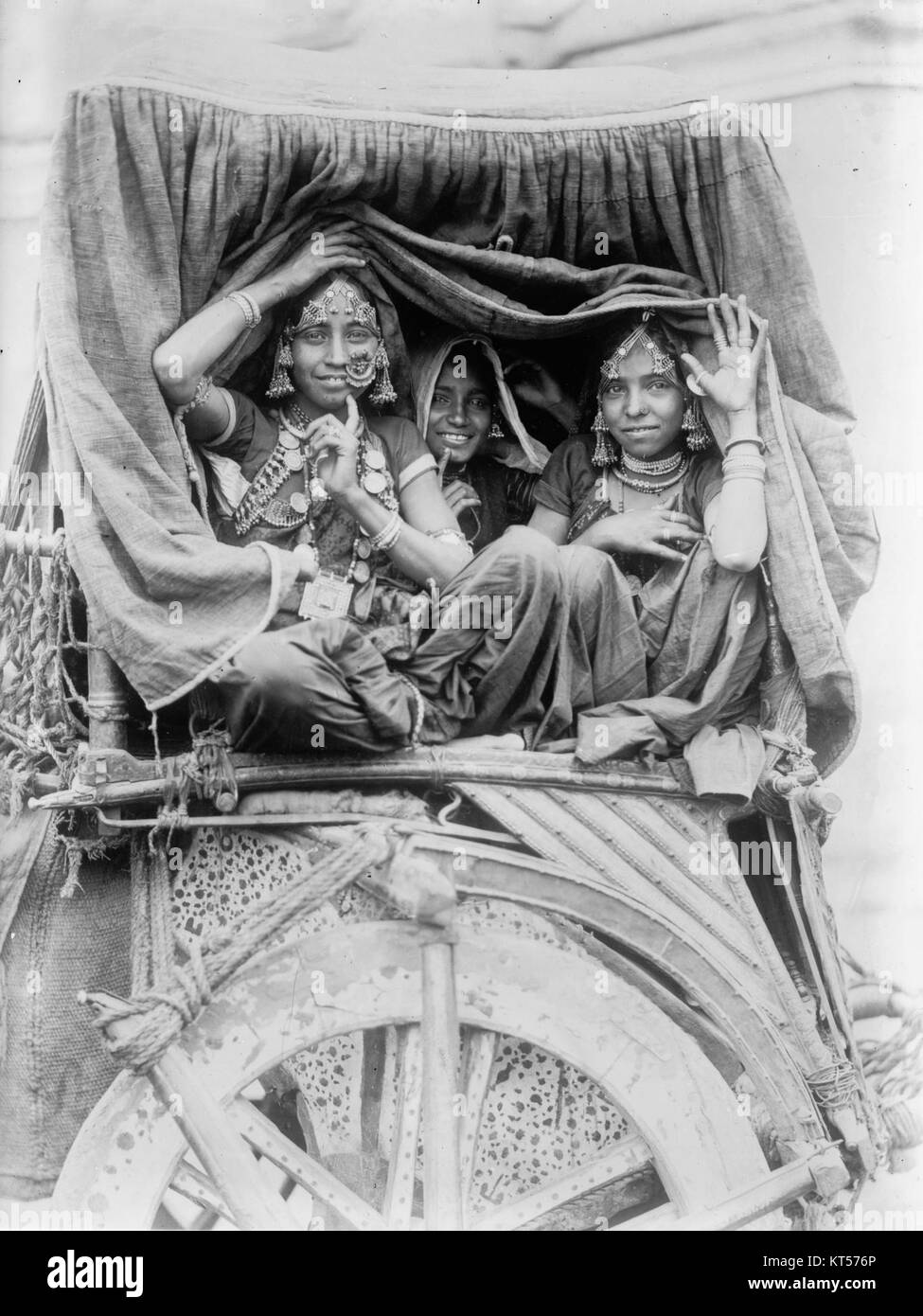 Nautch dance hi-res stock photography and images - Alamy