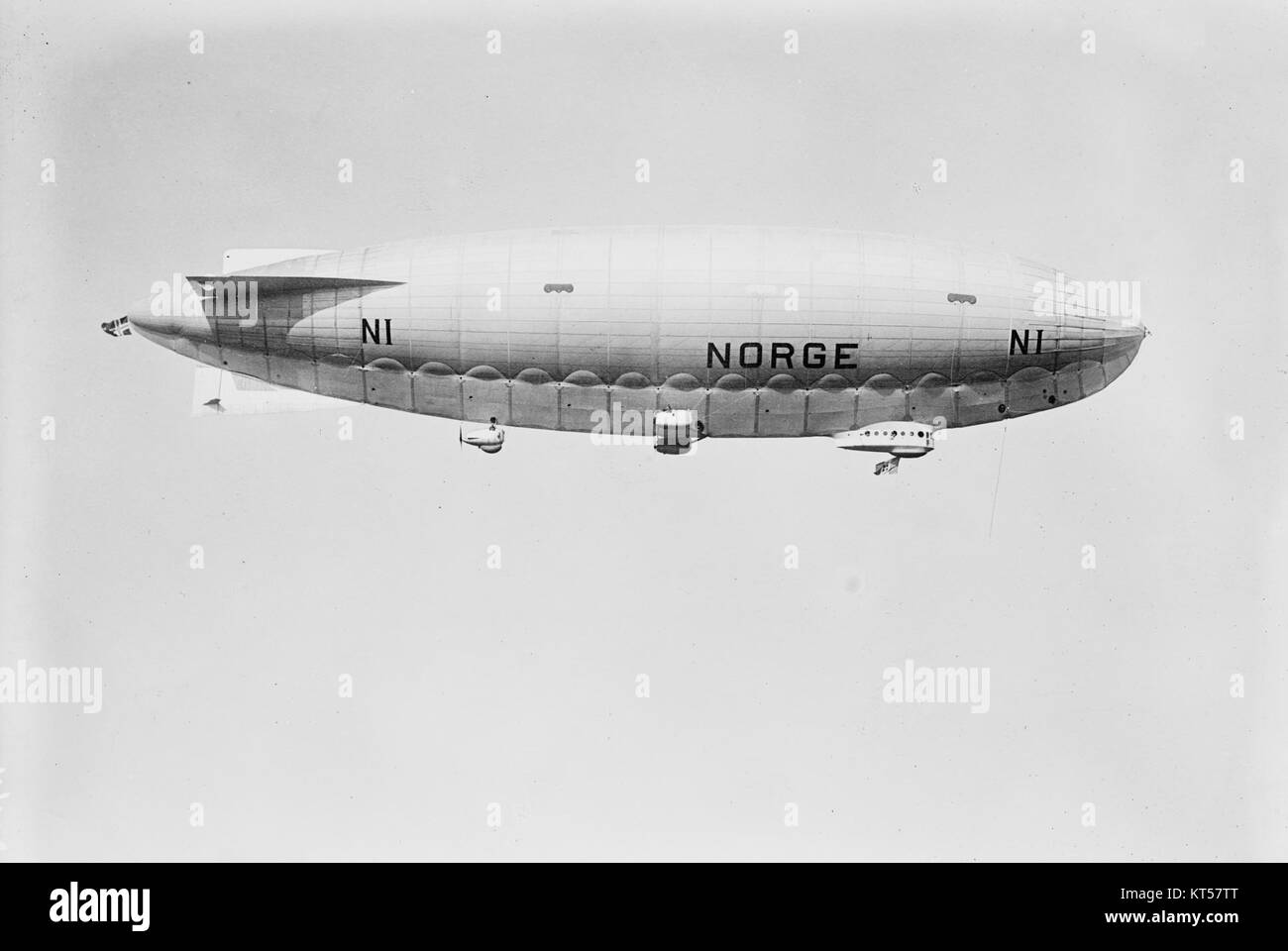 The Norge airship, an Italian dirigible, made its historic flight in ...