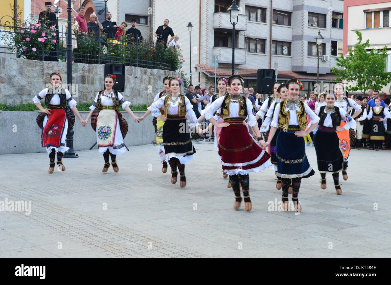 Serbian folk dance Stock Photo - Alamy