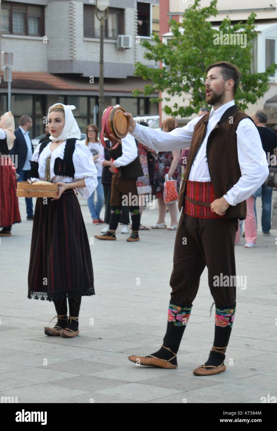 Serbian folk dance Stock Photo - Alamy