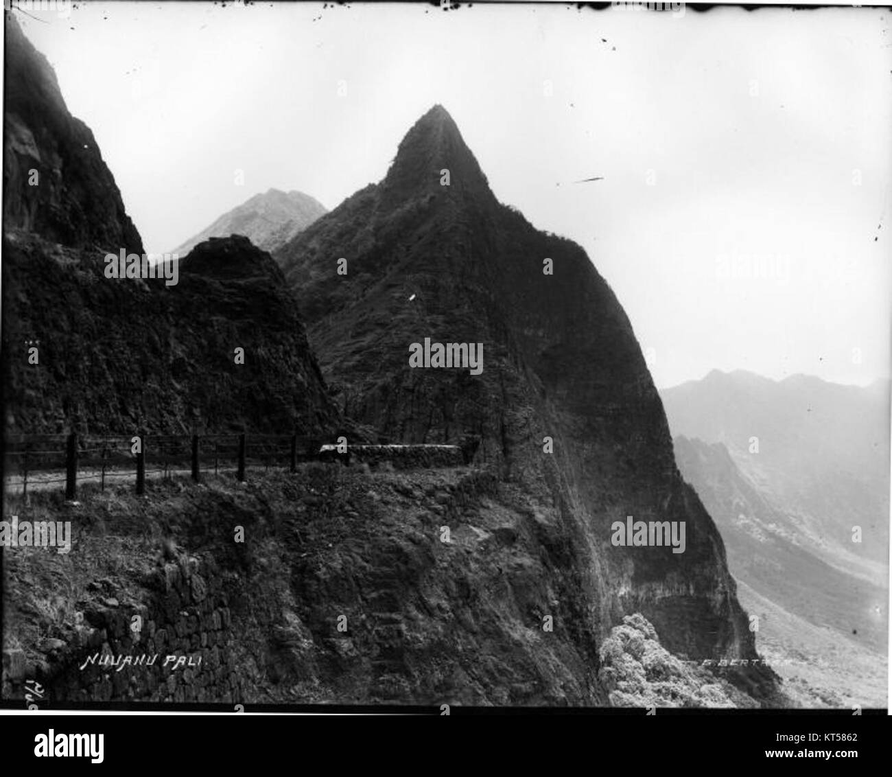 Nuuanu pali historic cliff hi-res stock photography and images - Alamy