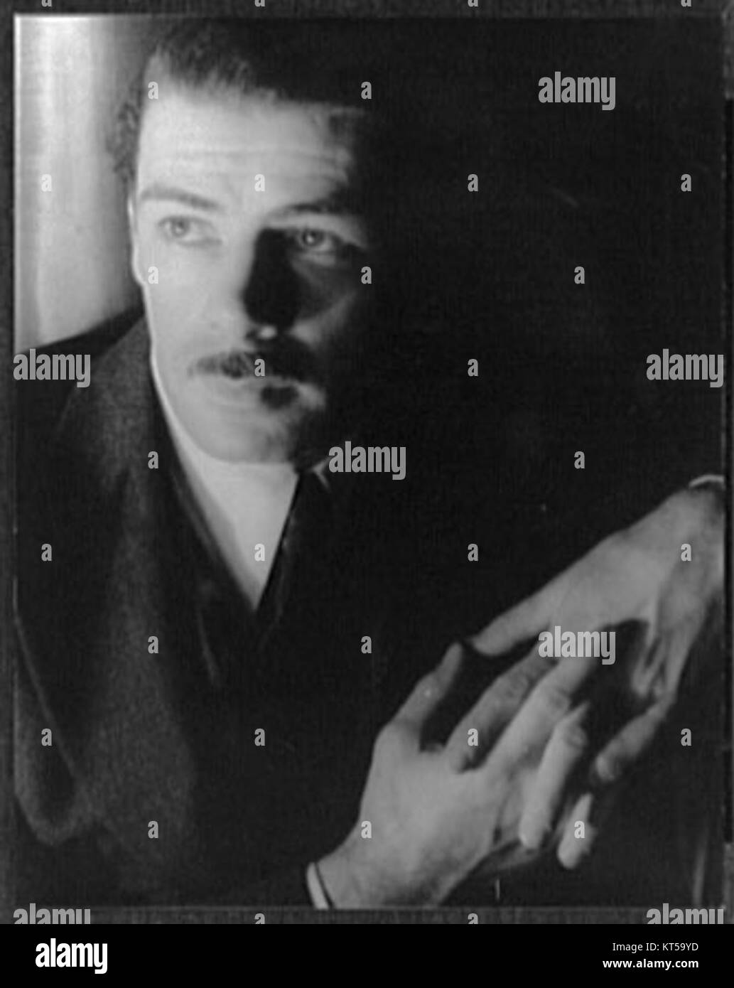 Paul Muni (1895â€“1967) was an American actor known for his intense ...