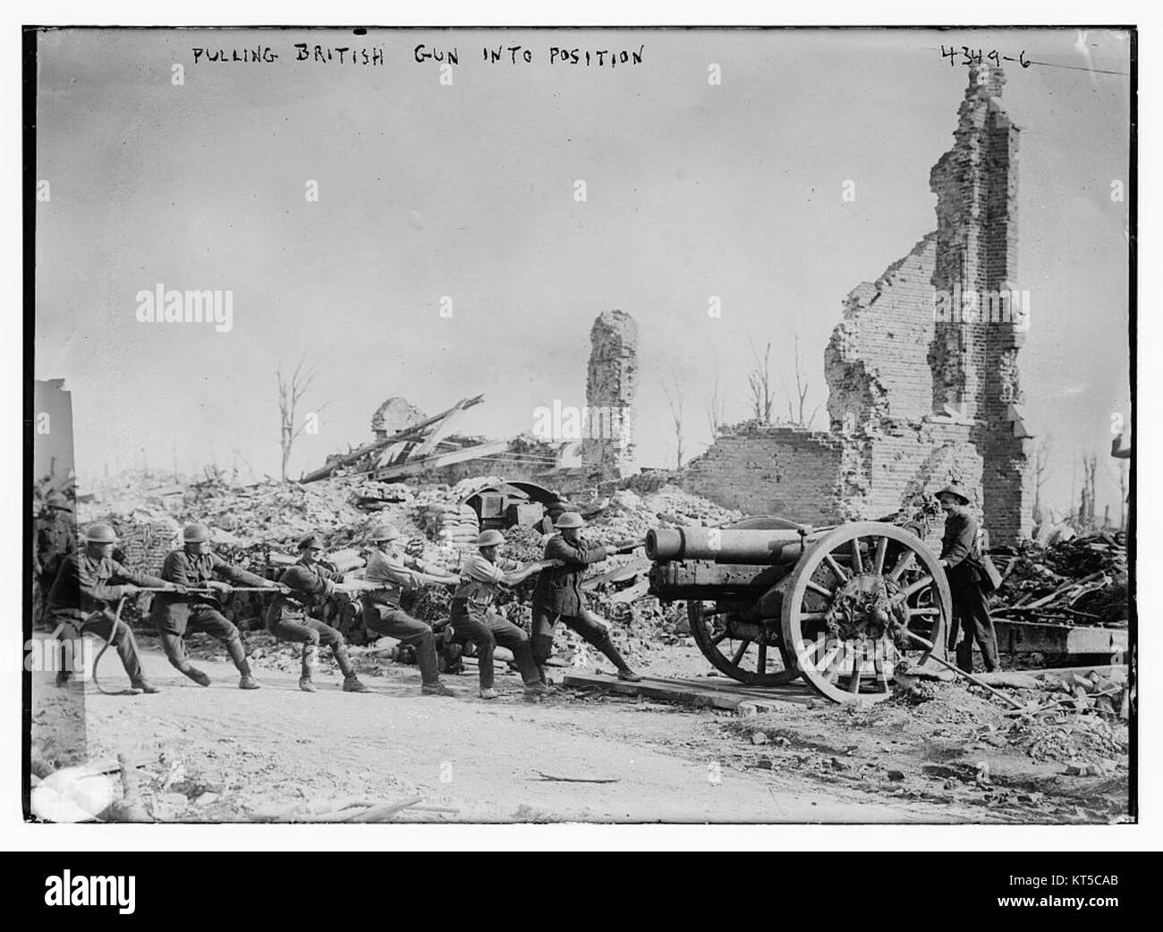Pulling British gun into position (22646648000 Stock Photo - Alamy