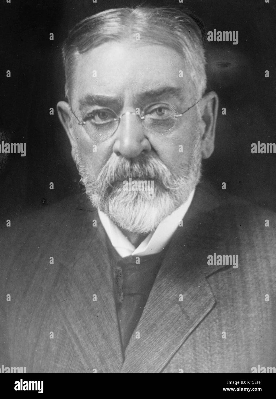 Robert Todd Lincoln, the eldest son of President Abraham Lincoln, is ...