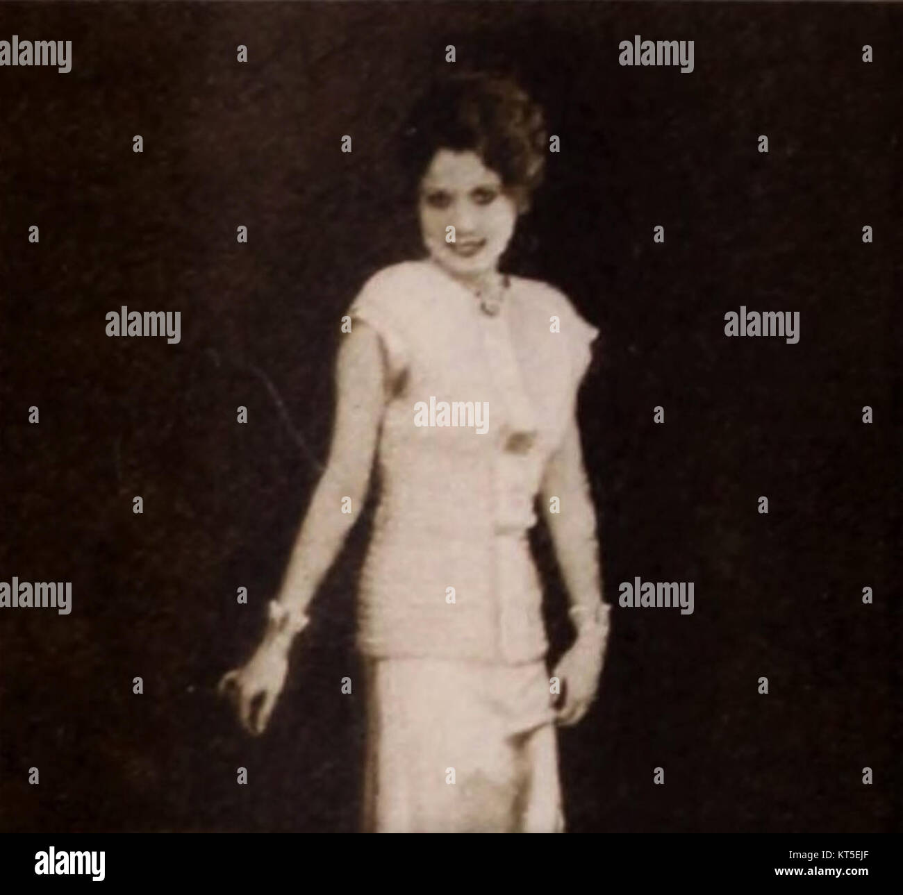 Annette Hanshaw was a popular American singer and actress in the 1920s ...