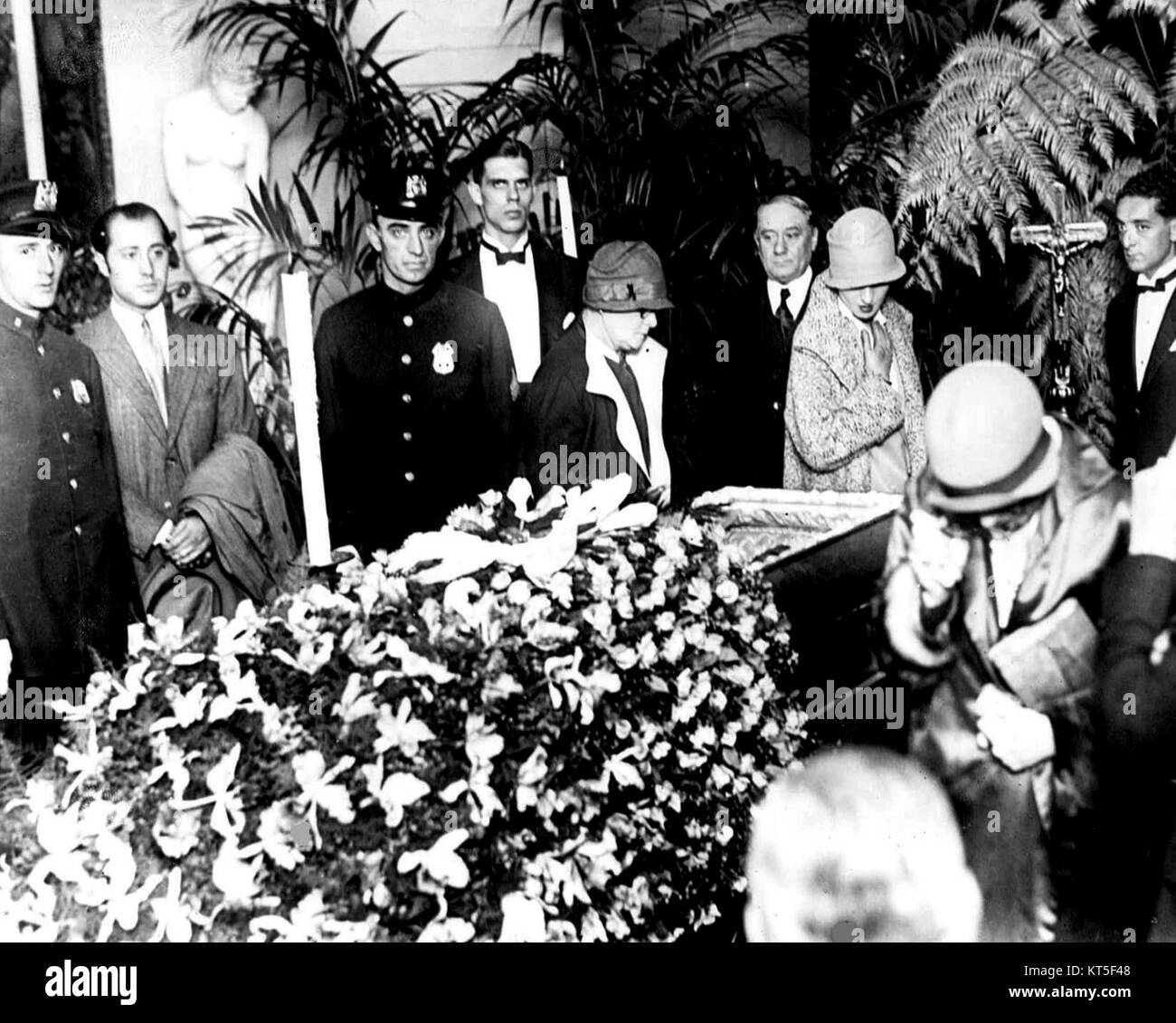 Rudolph valentino death hi-res stock photography and images - Alamy