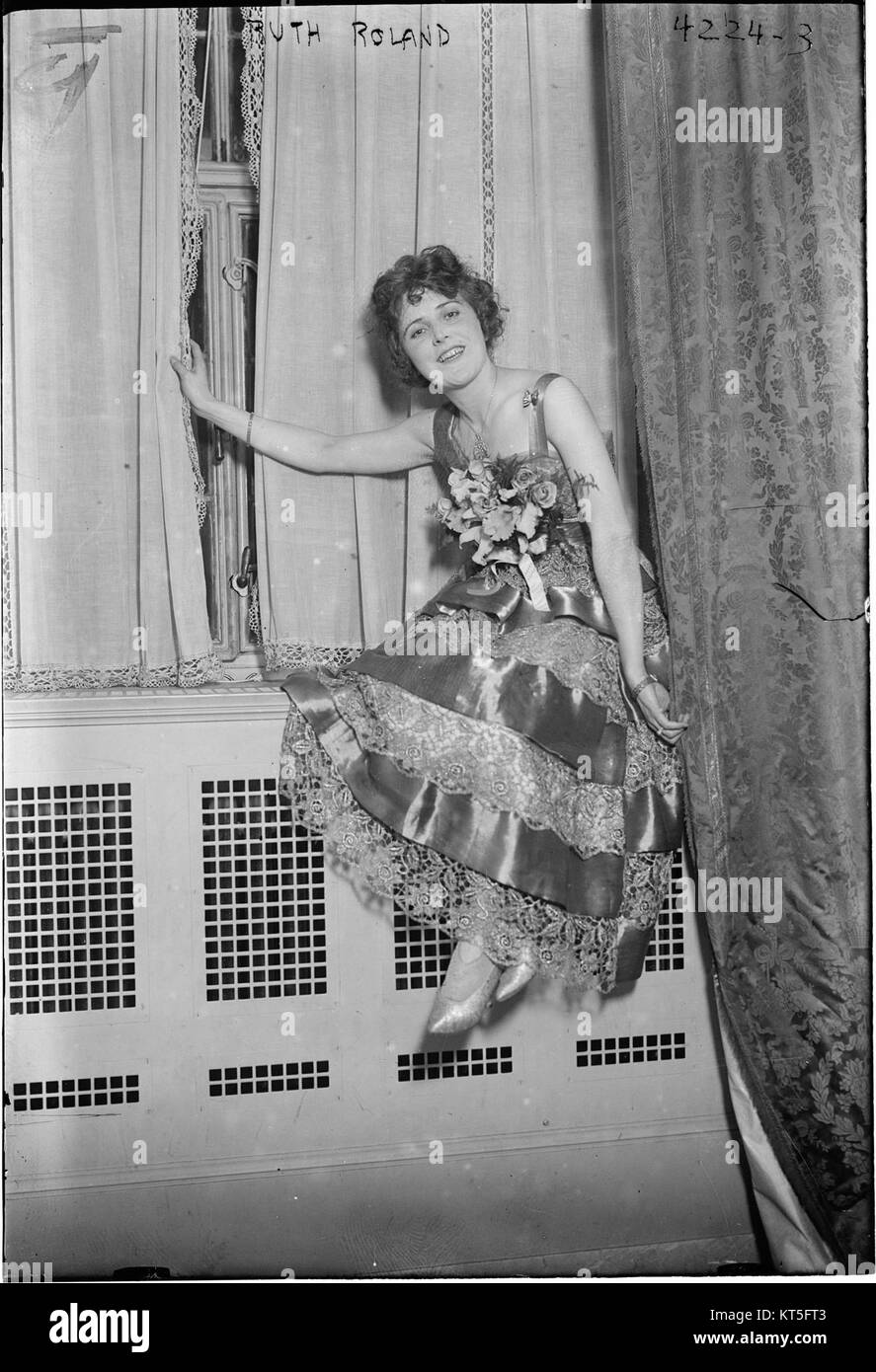 A 1925 portrait of actress Ruth Roland captures her elegance and poise ...