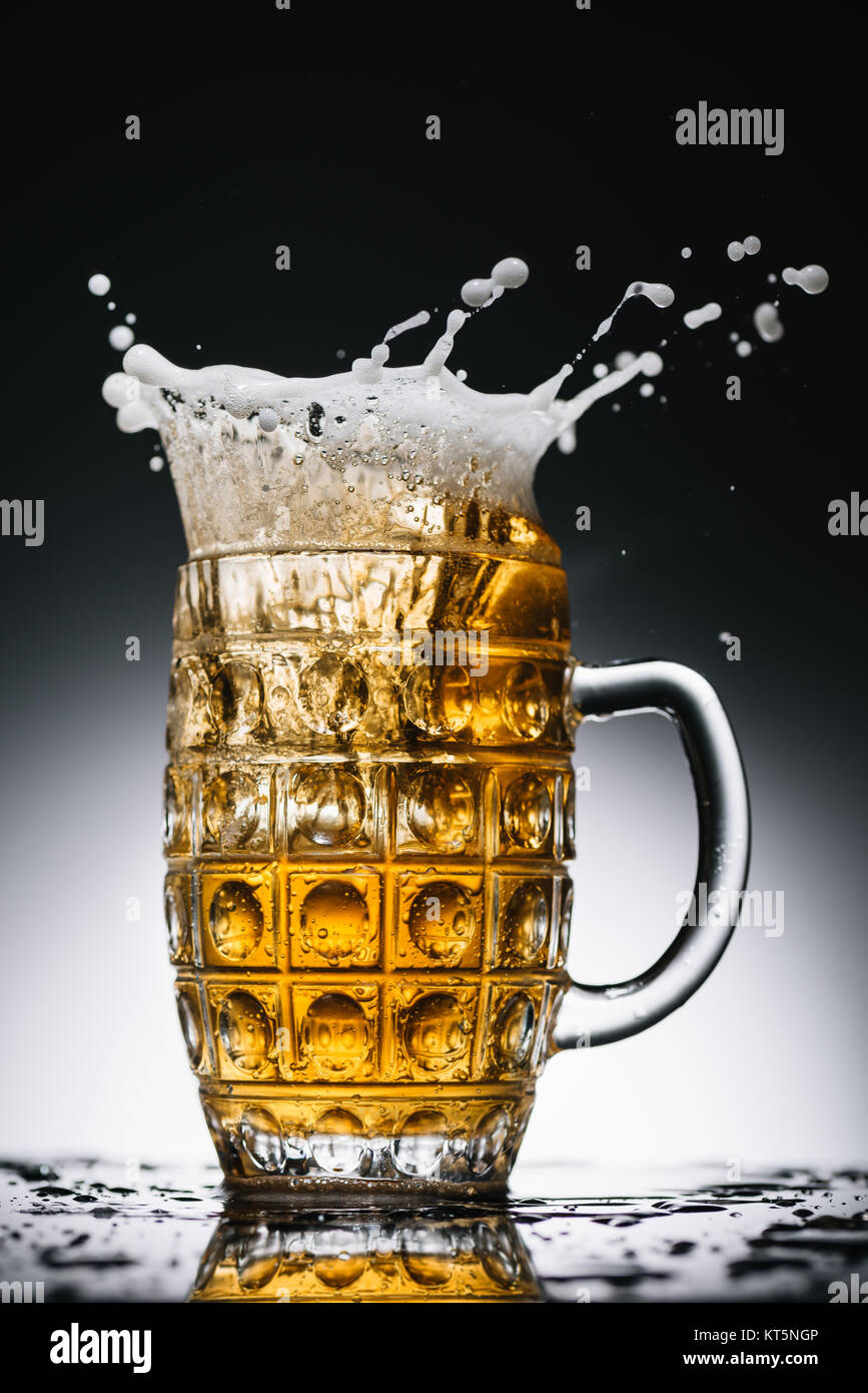 Beer splash black background hi-res stock photography and images - Alamy