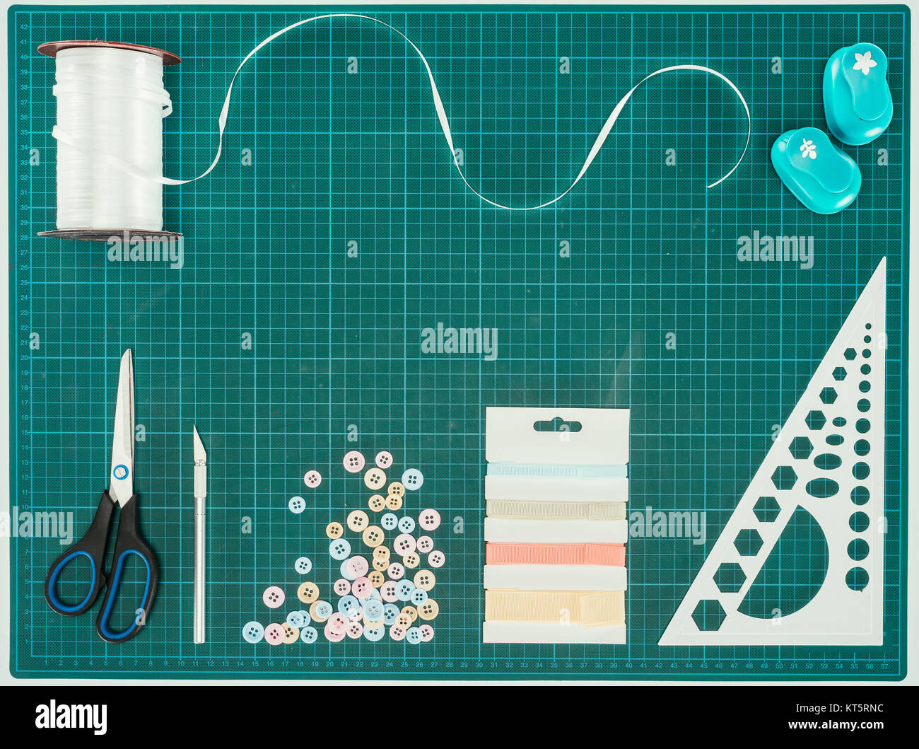 Scissors and buttons hi-res stock photography and images - Alamy