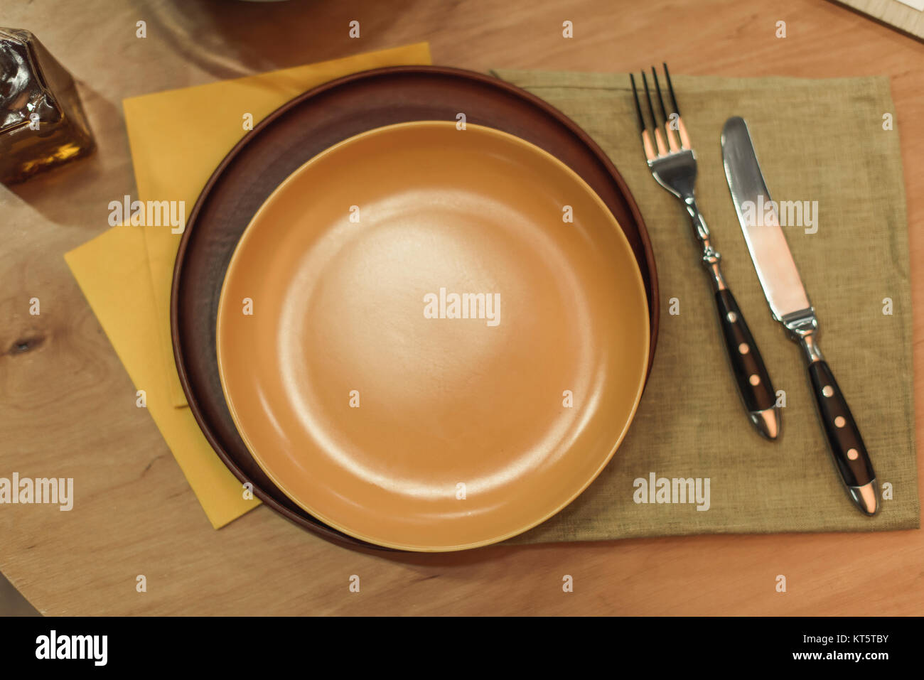 Empty plates hi-res stock photography and images - Alamy