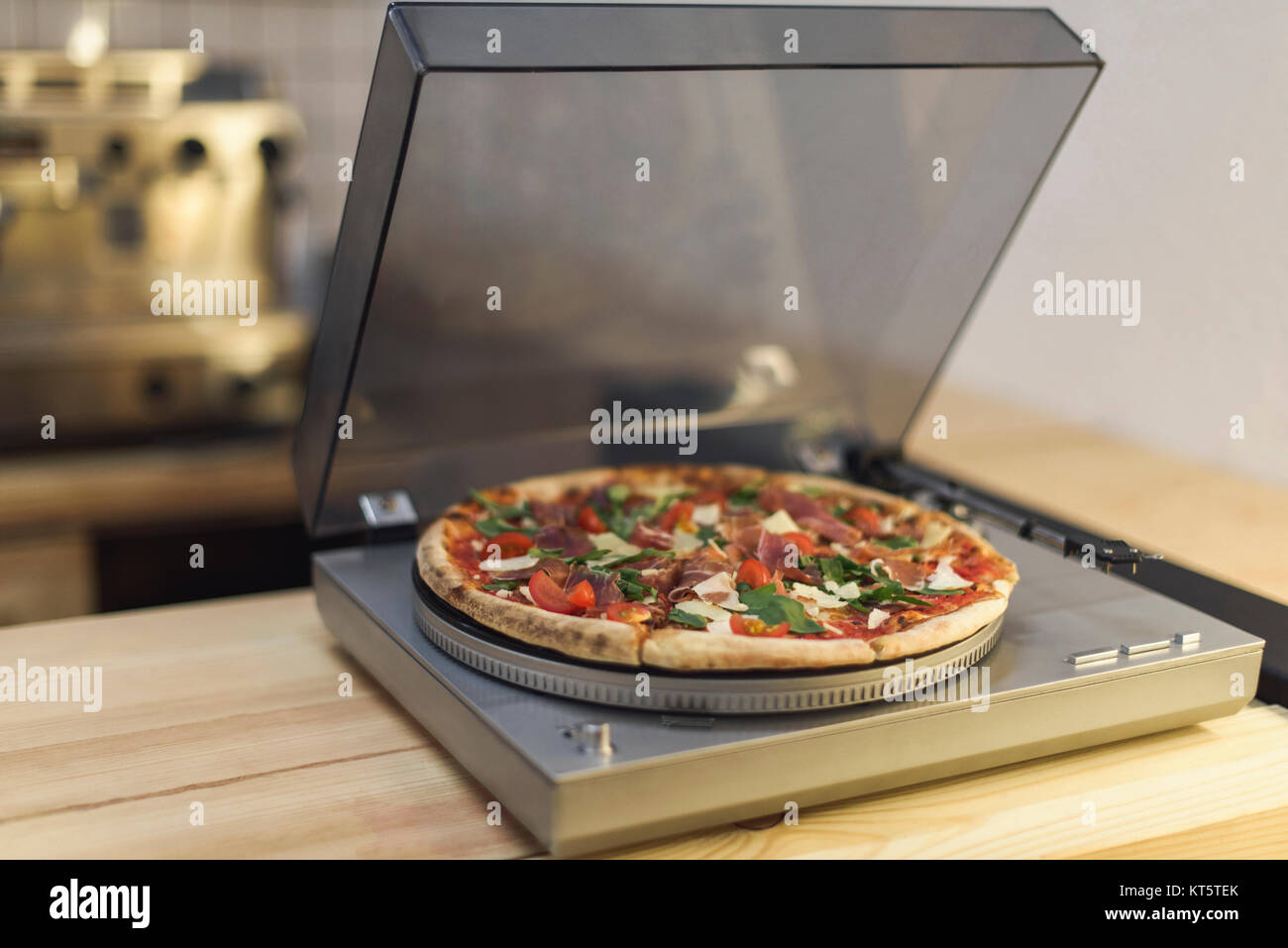 Vintage eating pizza hi-res stock photography and images - Alamy