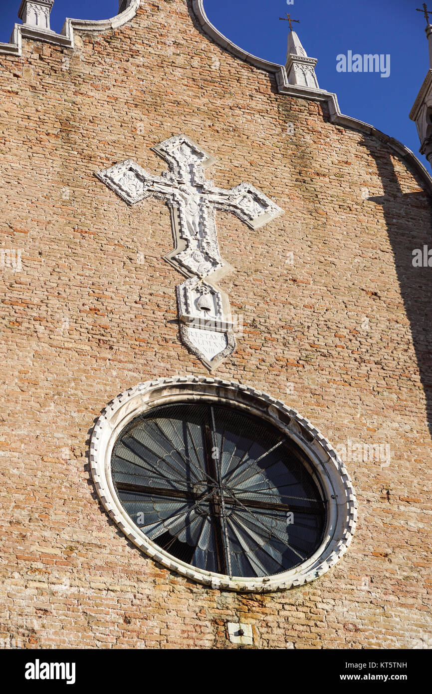 Round stone window of the facade of an old church in Venetian Stock ...
