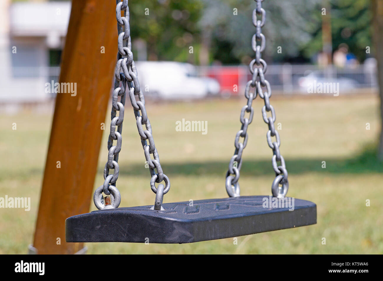 empty chain swing in the playground at park Stock Photo - Alamy