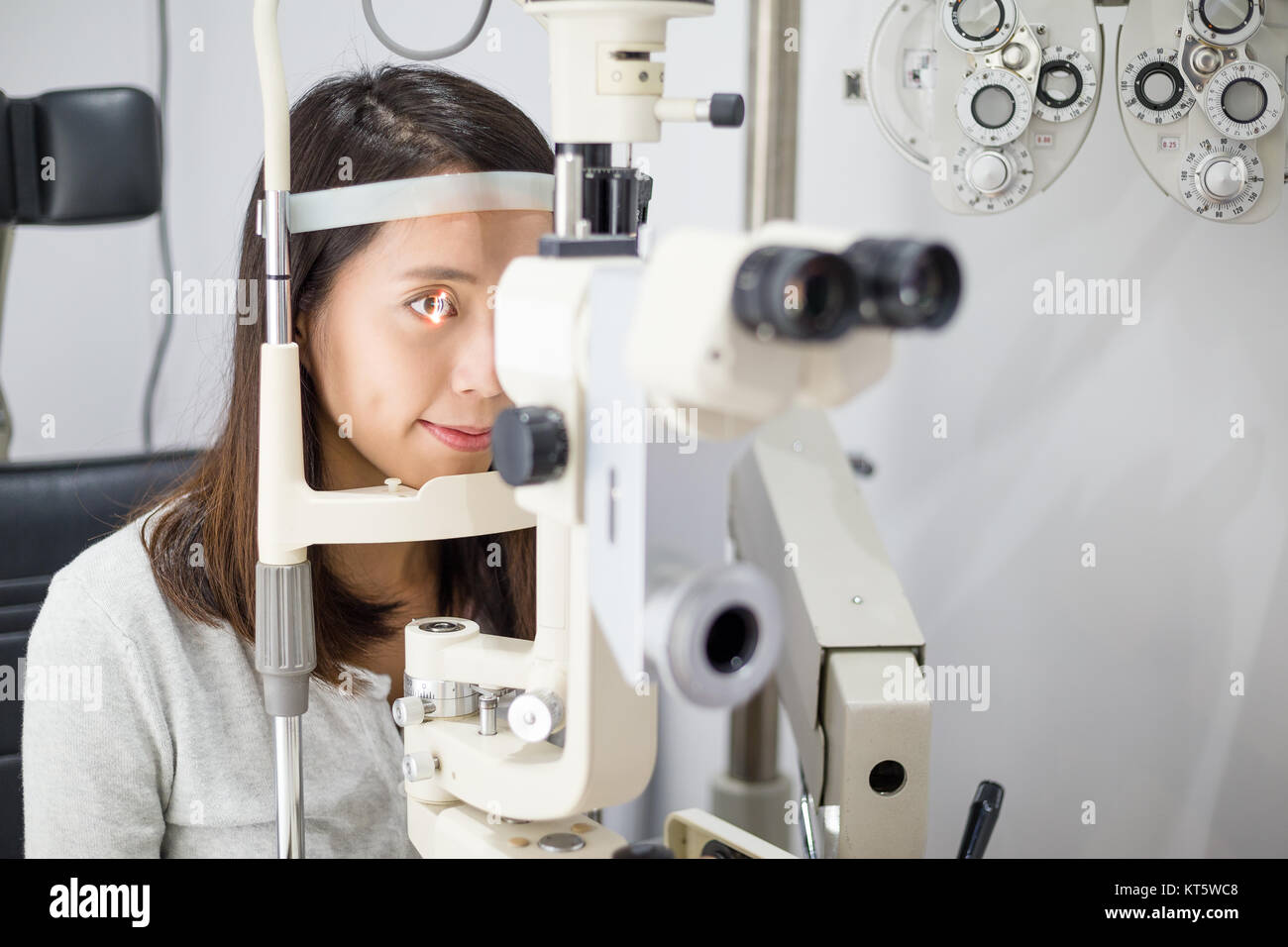 Woman doing eye test Stock Photo - Alamy