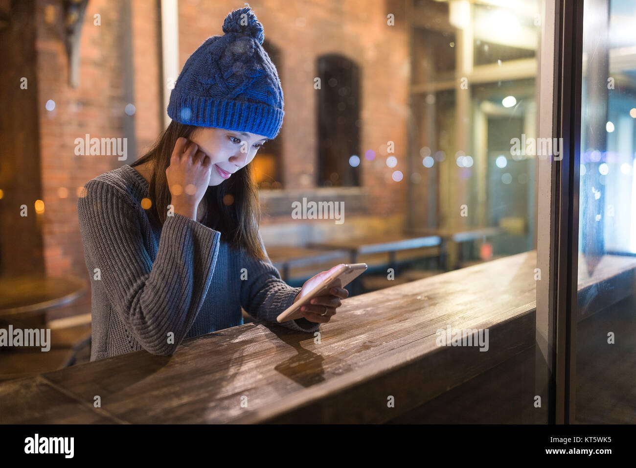 Restaurant night inside view window hi-res stock photography and images ...
