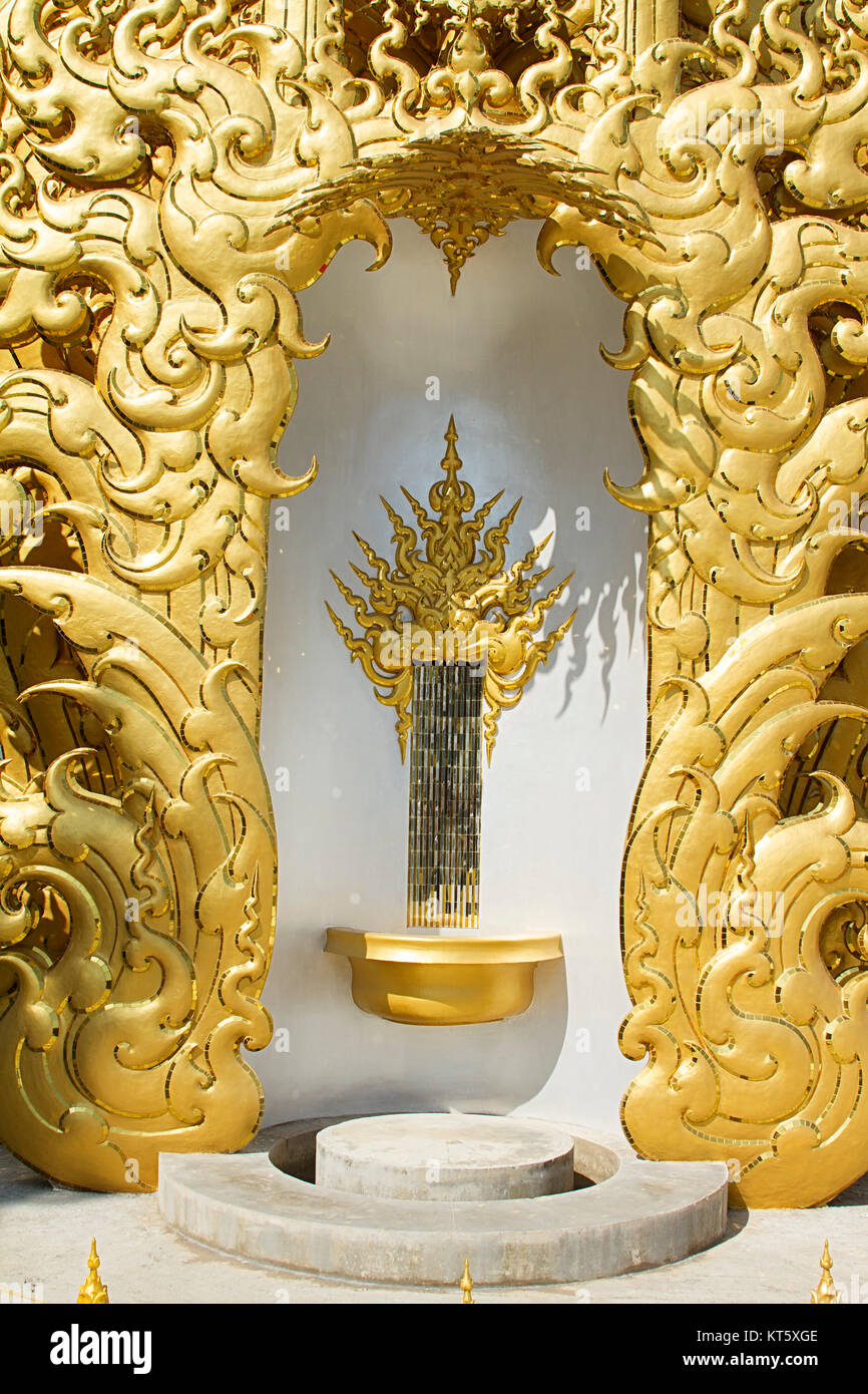 Chiang Rai wat temple moden gold color art Stock Photo - Alamy