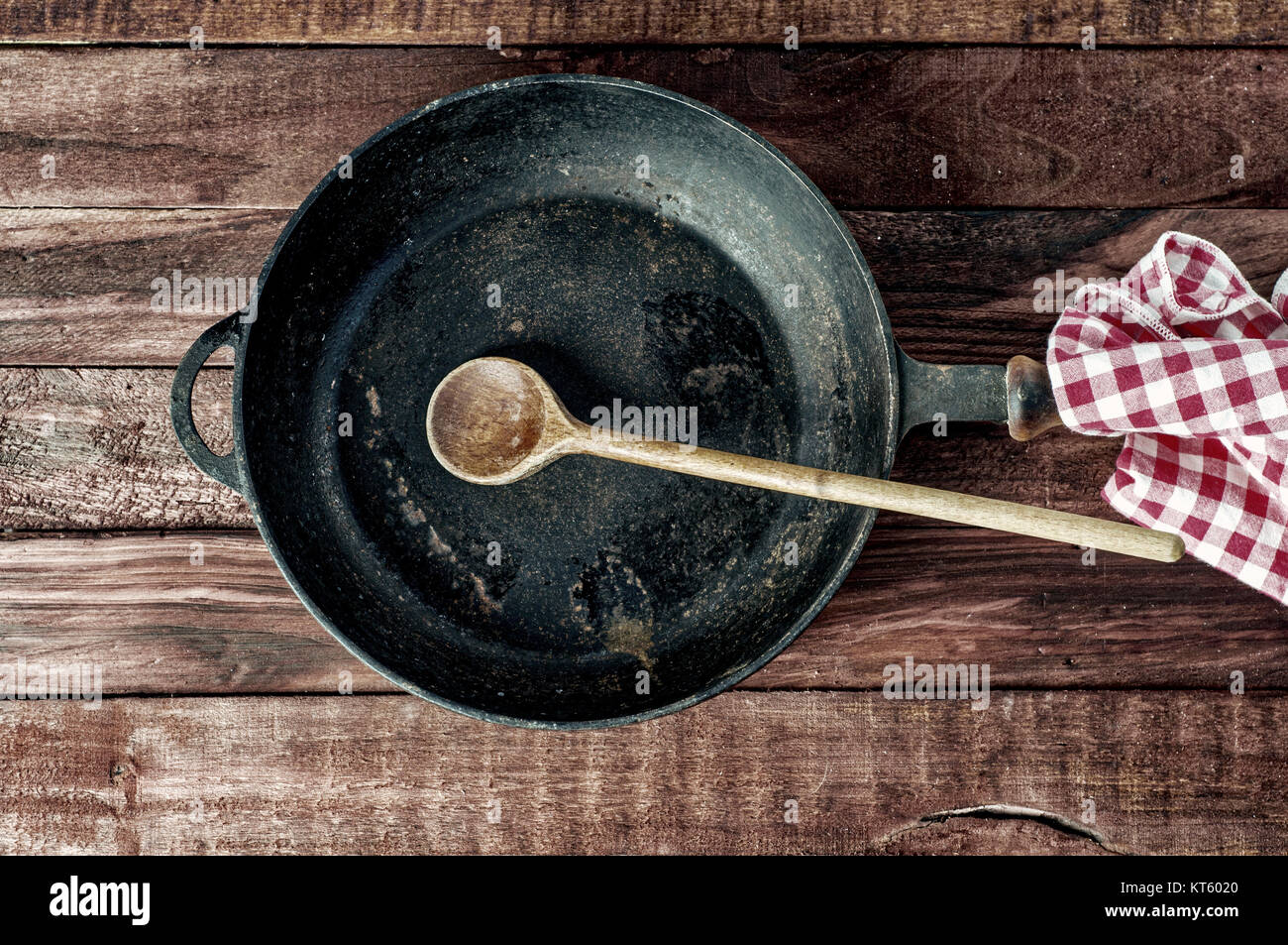 Cast iron pan wooden handle hi-res stock photography and images - Alamy
