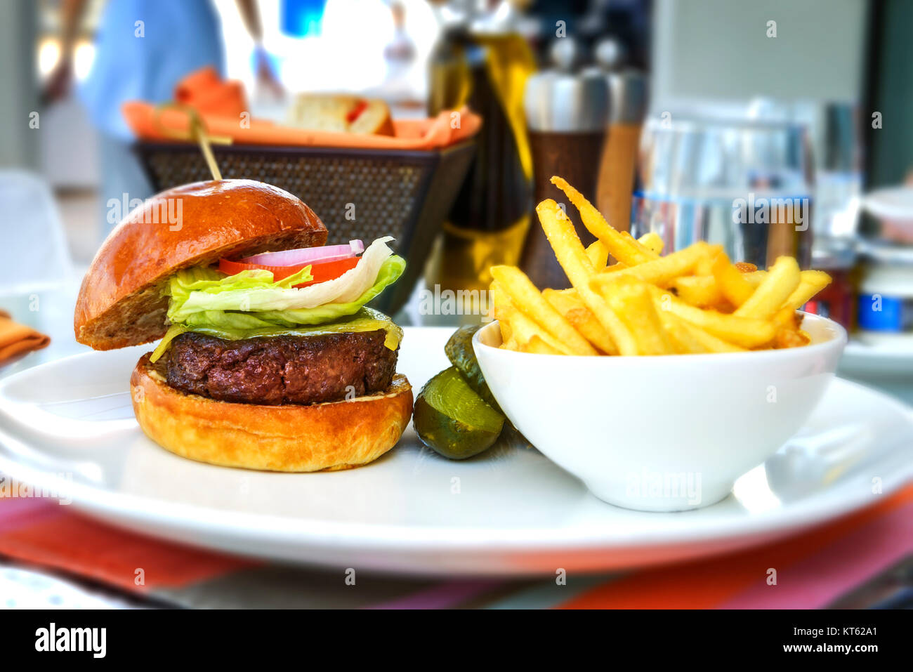 Tasty and appetizing hamburger cheeseburger Stock Photo - Alamy