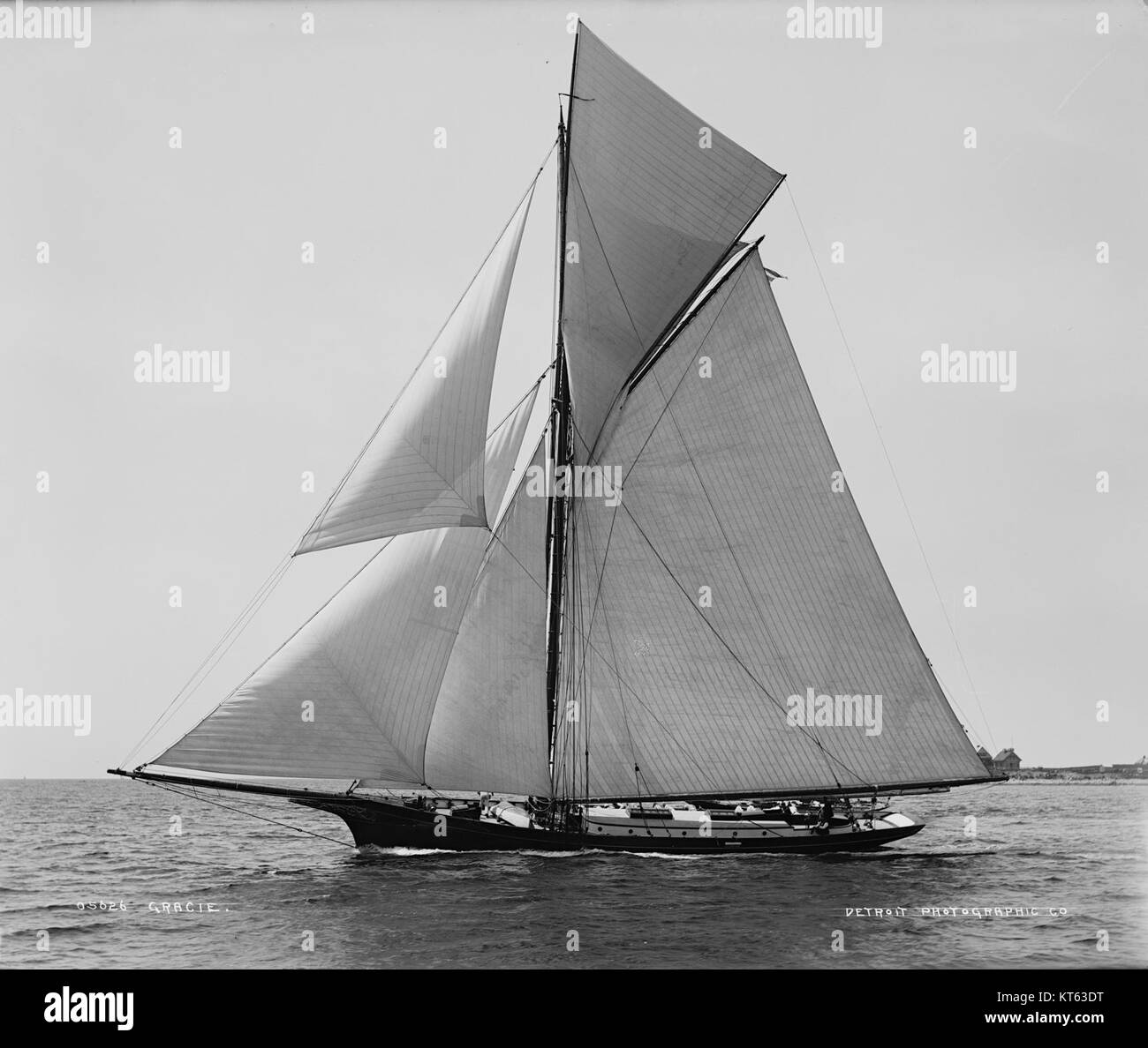 Single masted sloop hi-res stock photography and images - Alamy