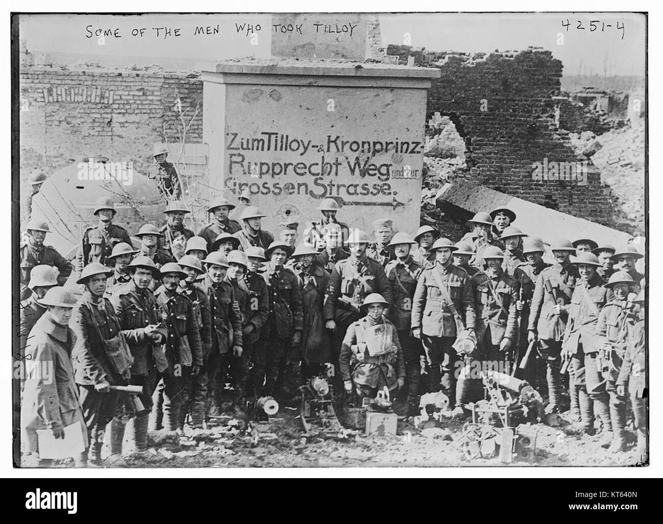 Men in battle Black and White Stock Photos & Images - Alamy
