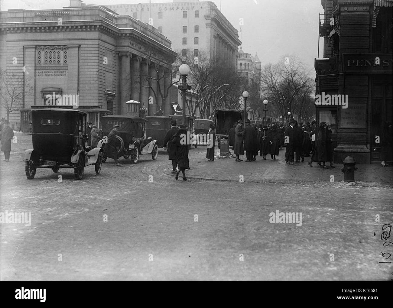 Street scene corner hi-res stock photography and images - Alamy