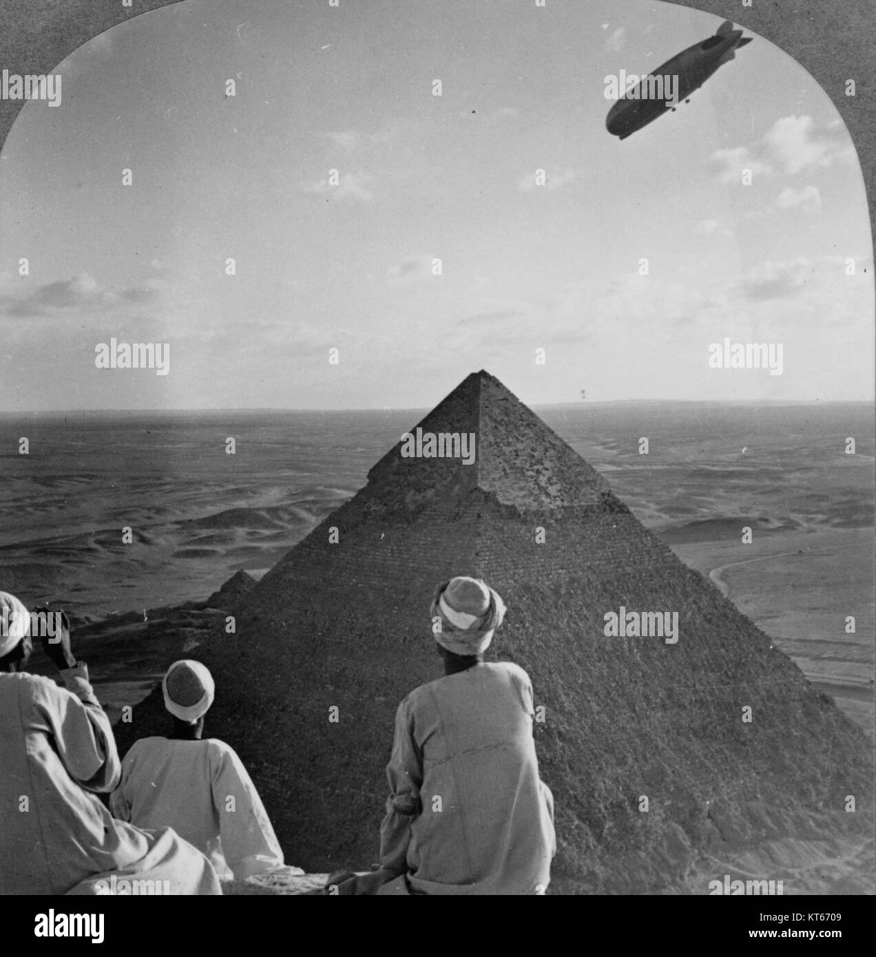 Pyramids of giza aerial view hi-res stock photography and images - Alamy