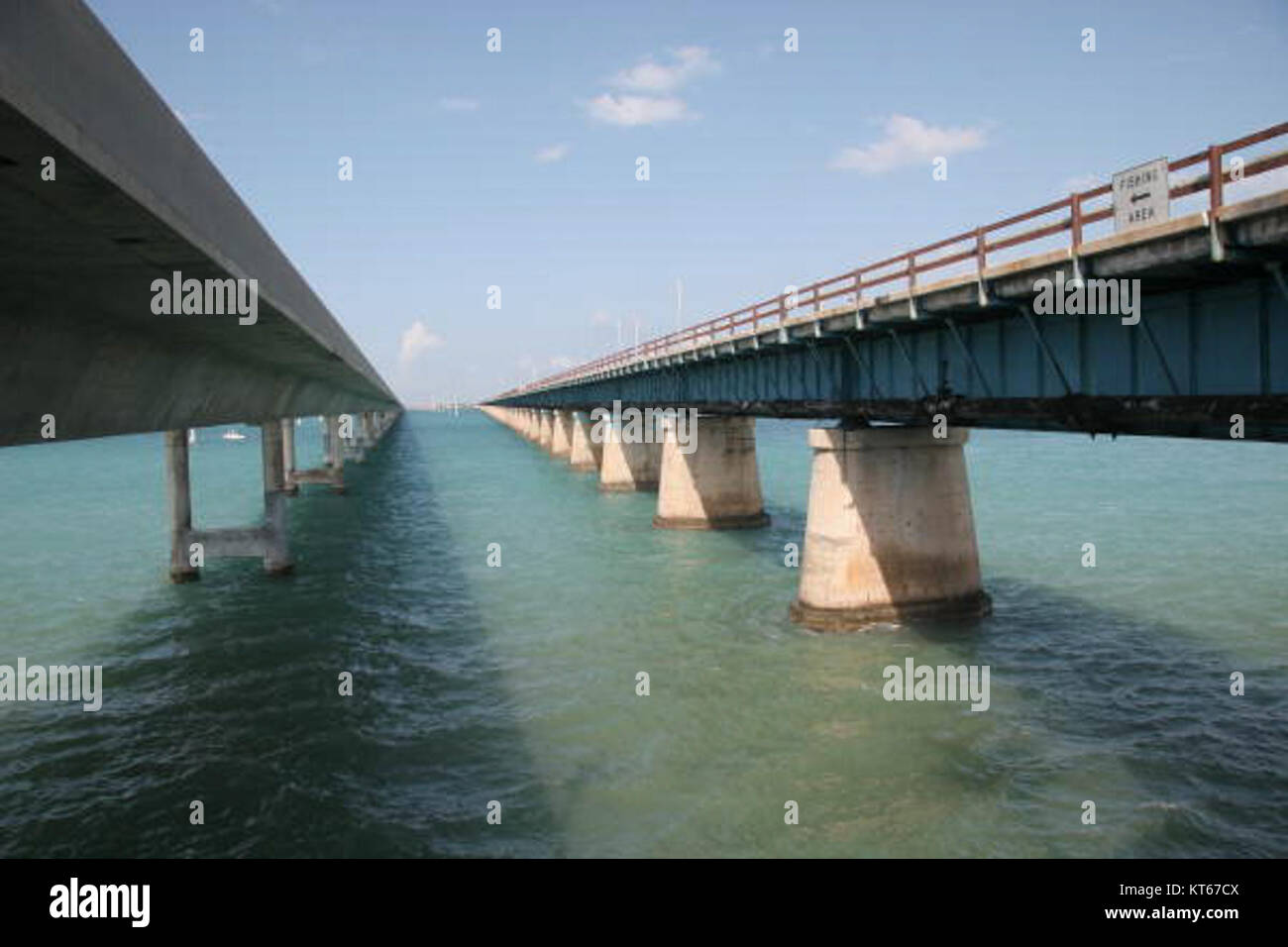 The Seven Mile Bridges connect the islands of the Florida Keys ...