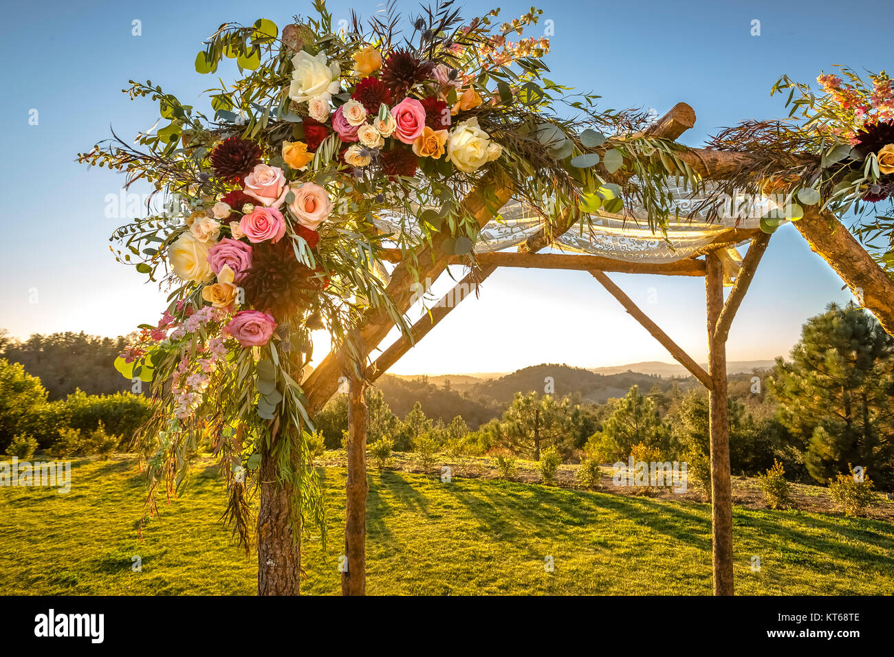Jewish wedding canopy hi-res stock photography and images - Alamy