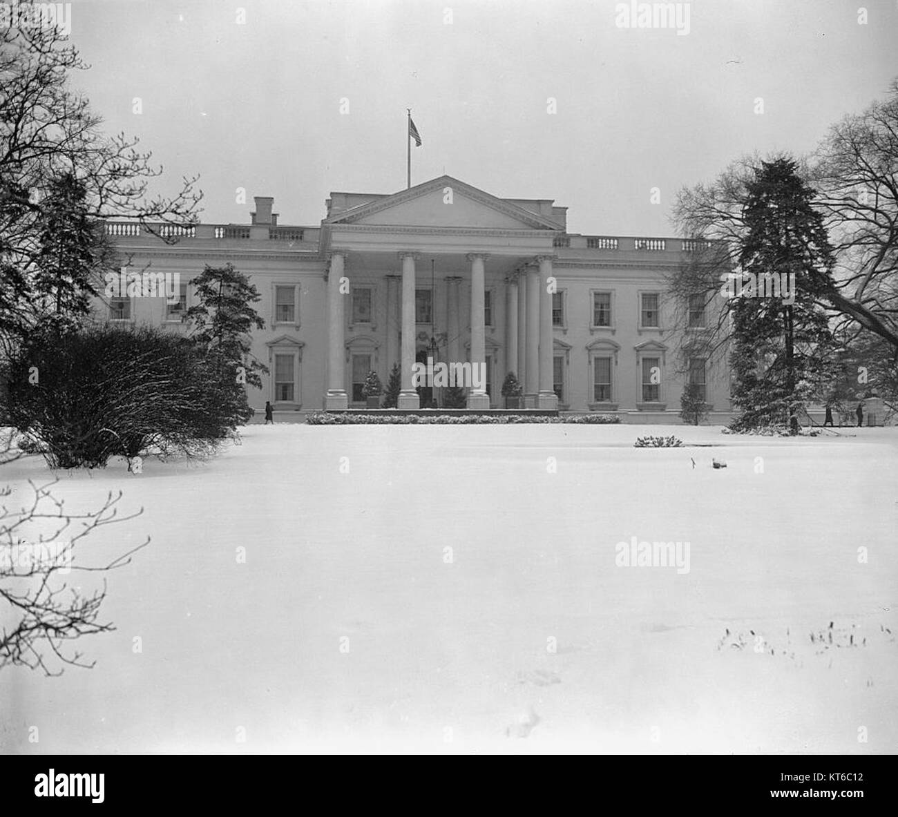 Snow covered house in Black and White Stock Photos & Images - Alamy
