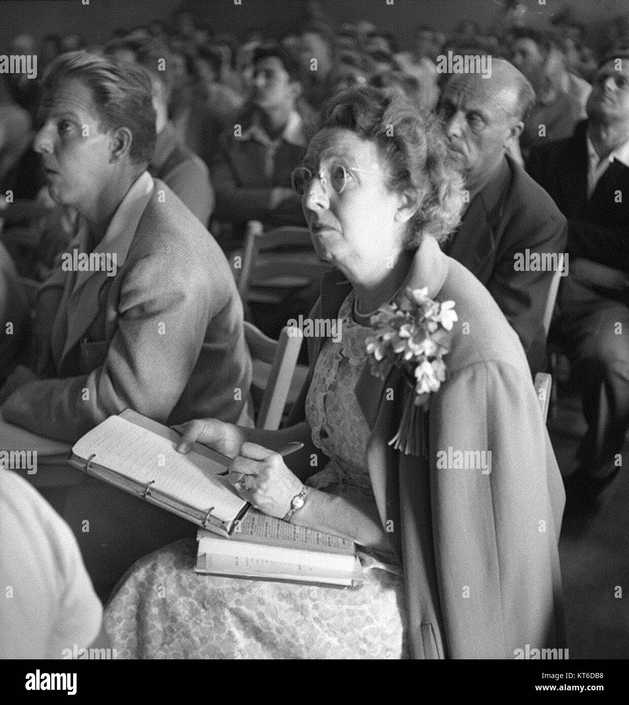 Woman taking photo 1950 hi-res stock photography and images - Alamy