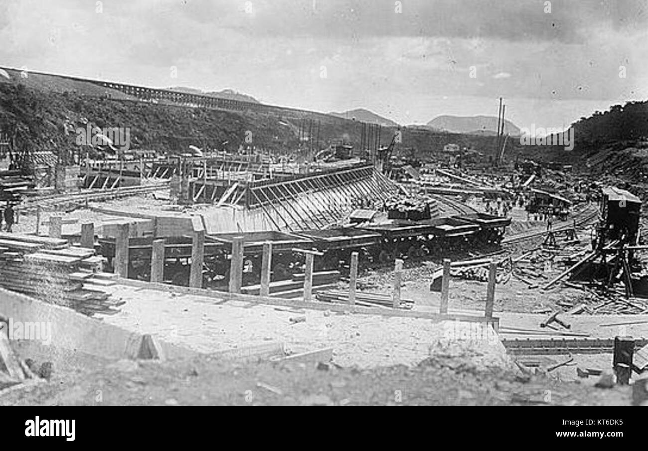 Work on lock Panama Canal Stock Photo - Alamy