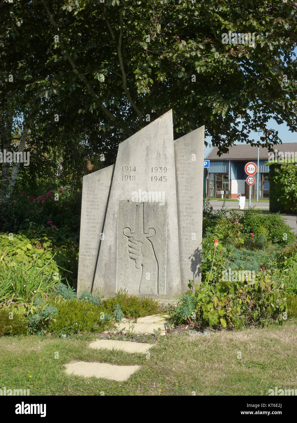 Photograph of the war memorial located in the Bois-en-Ardres area of ...