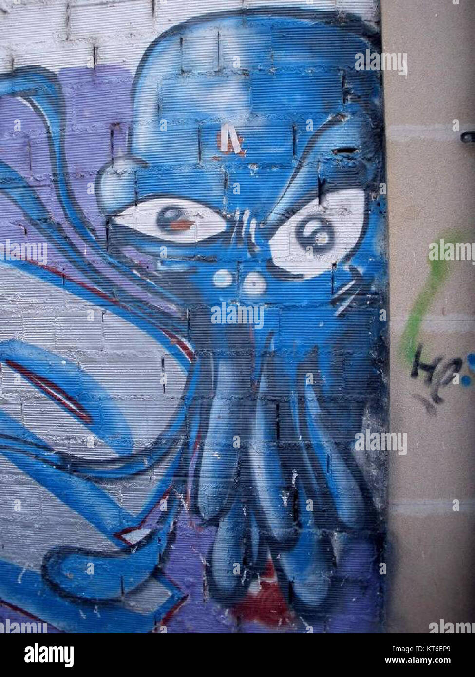 Aretxabaleta graffiti captures urban street art with bold expressions ...