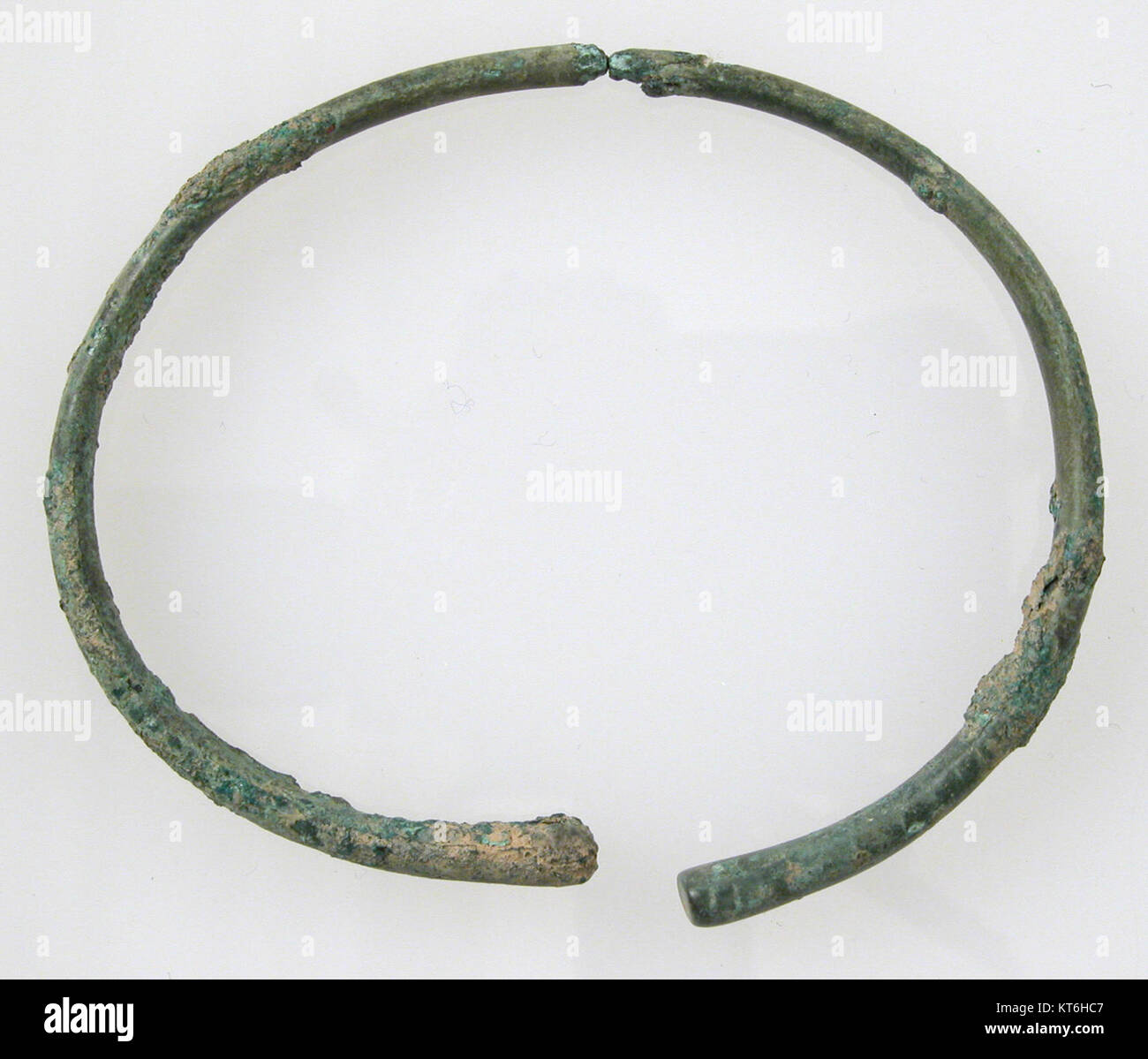 The Armlet MET sf17-193-50s11 is a piece of jewelry from the 1950s ...