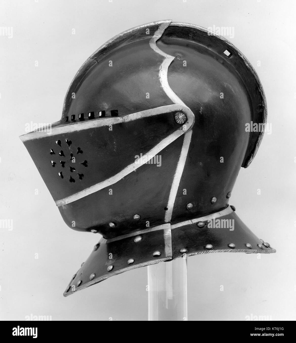 This armor, part of the collection at the Metropolitan Museum of Art ...