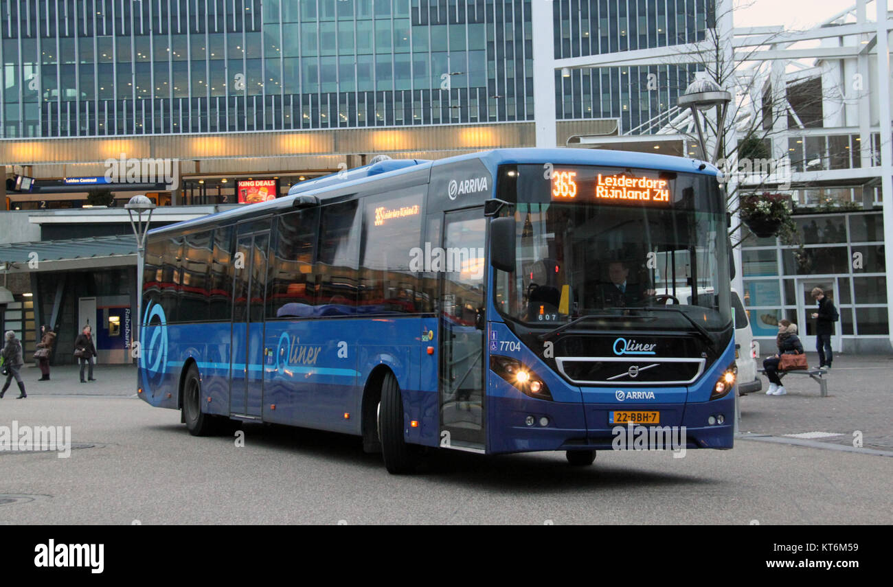 Arriva Qliner Volvo 8900 7704 22-BBH-7 Stock Photo - Alamy