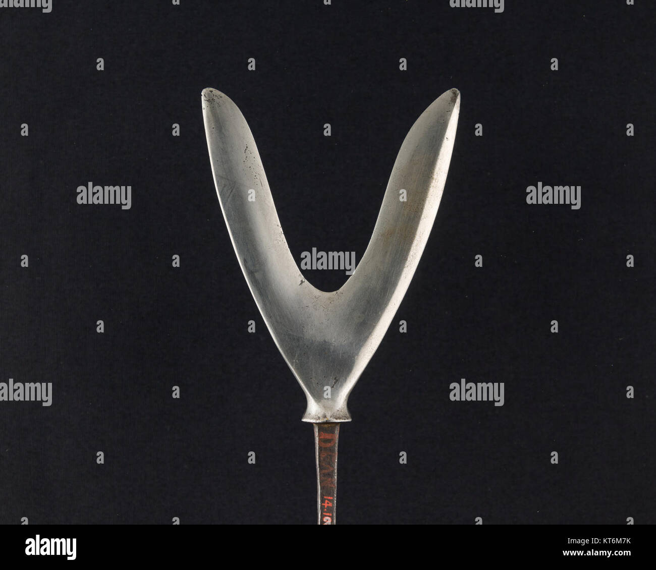The Arrowhead (YanonC493), housed in the MET, is a prehistoric artifact ...