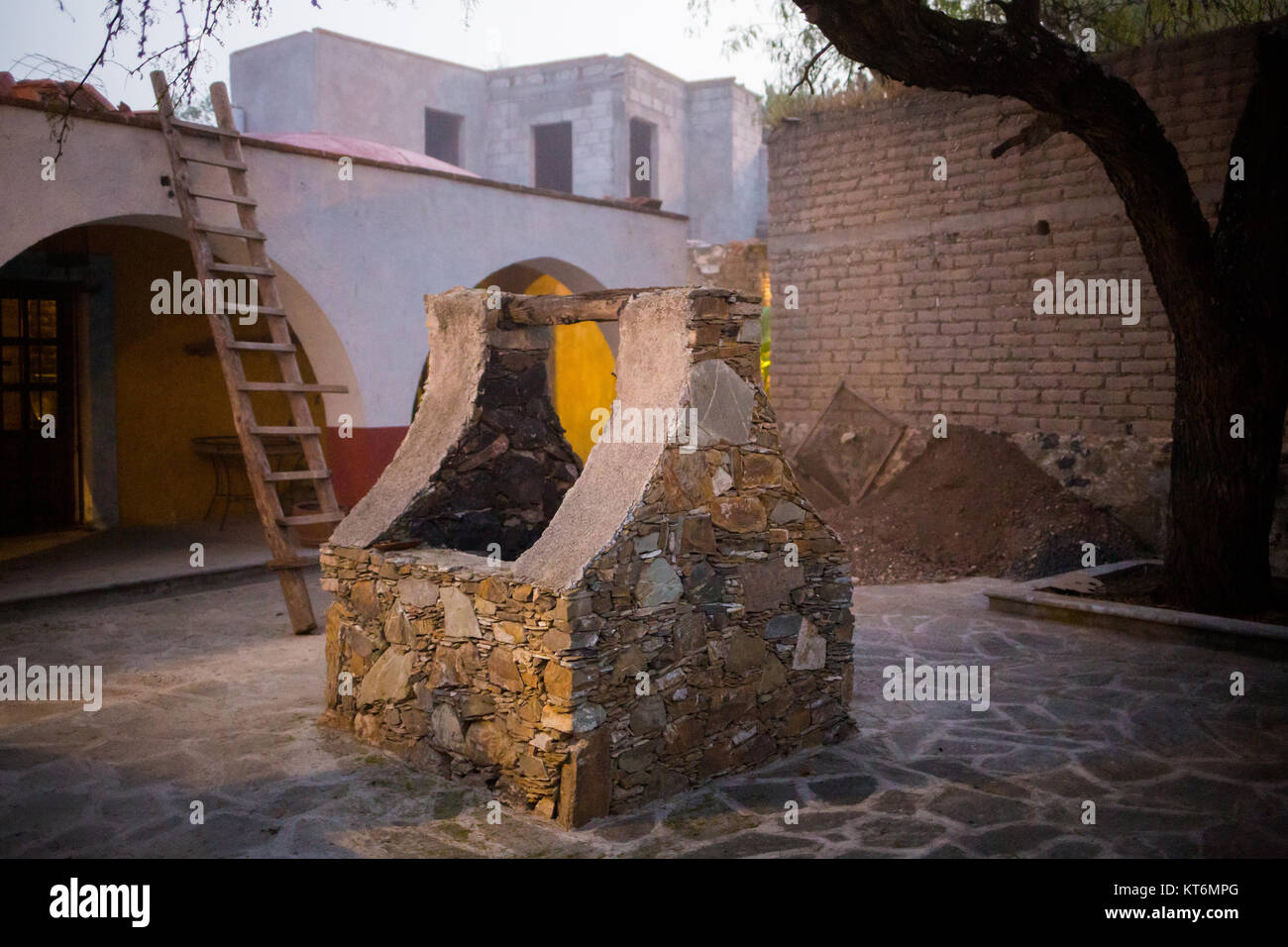 Well in the village hi-res stock photography and images - Alamy