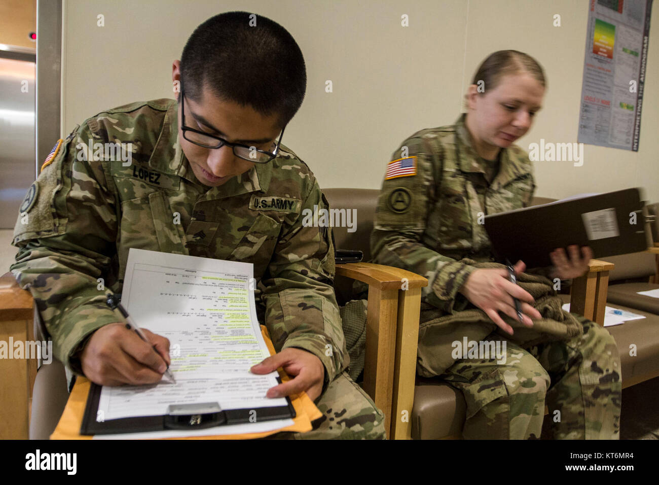 Soldiers from the Walter Reed Army Institute of Research participate in ...