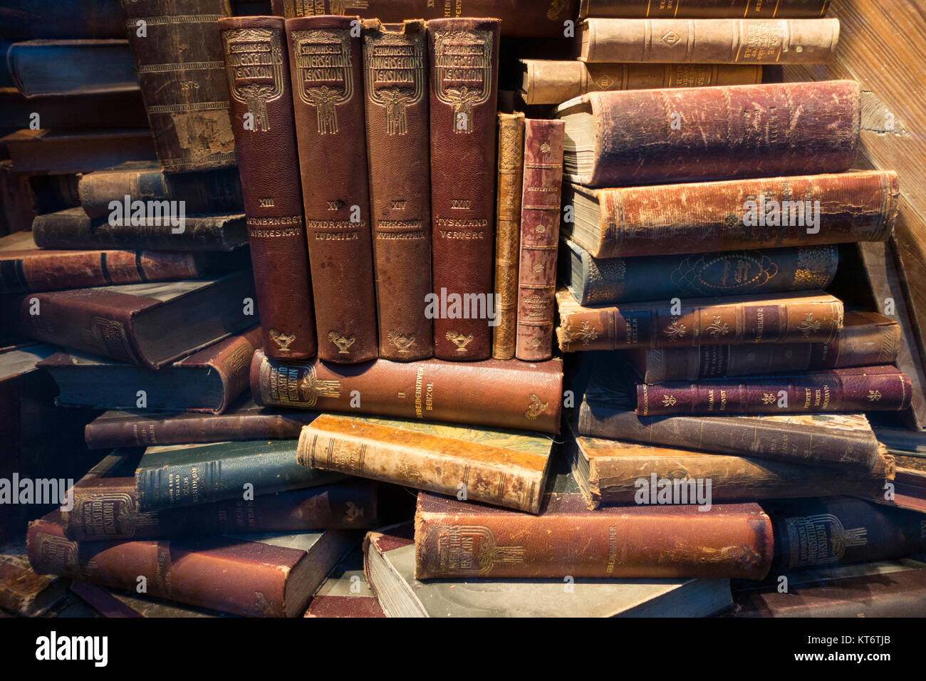 old books on a shelf Stock Photo - Alamy