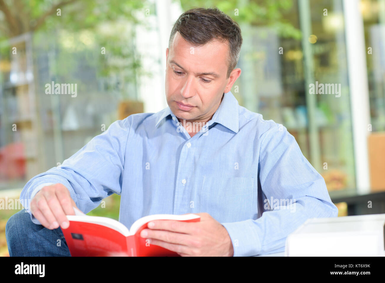 Avid reader hi-res stock photography and images - Alamy