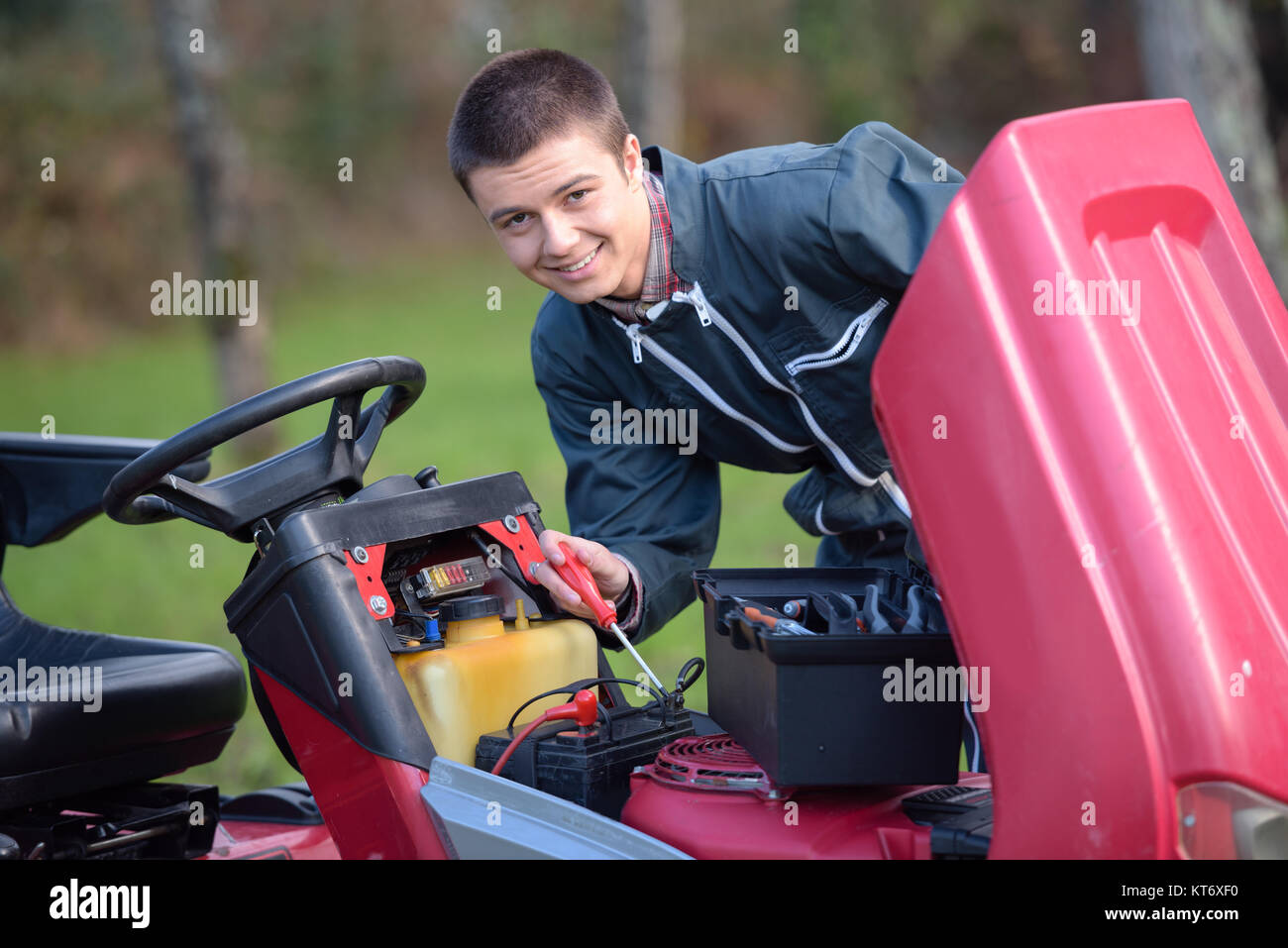 Man fixing tractor hi-res stock photography and images - Alamy