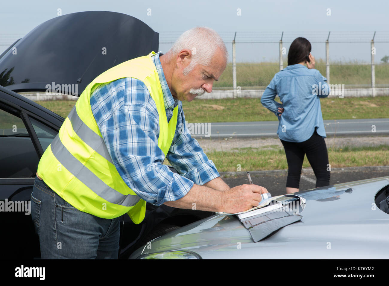 people dealing with car accident Stock Photo - Alamy