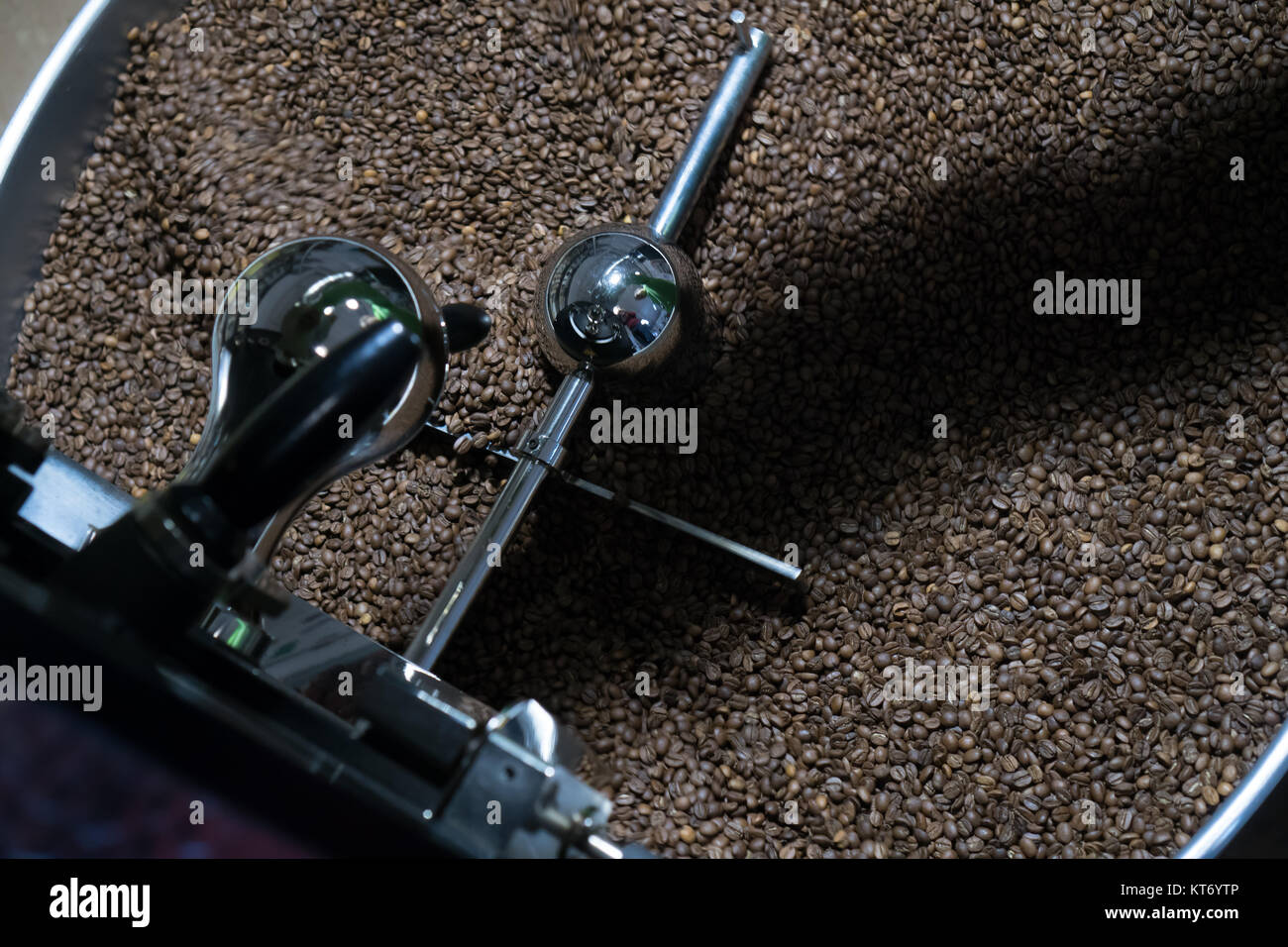 Mixing roasted coffee Stock Photo - Alamy